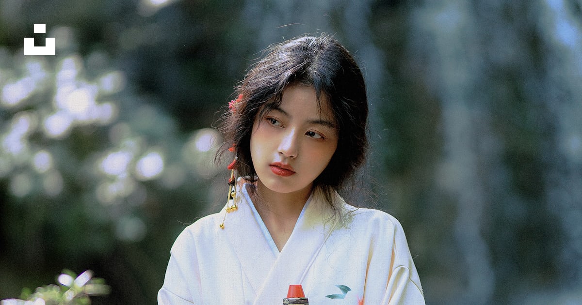낮에 흰 꽃 근처에 서 있는 흰색 기모노를 입은 여자 사진 Unsplash의 무료 사람 이미지