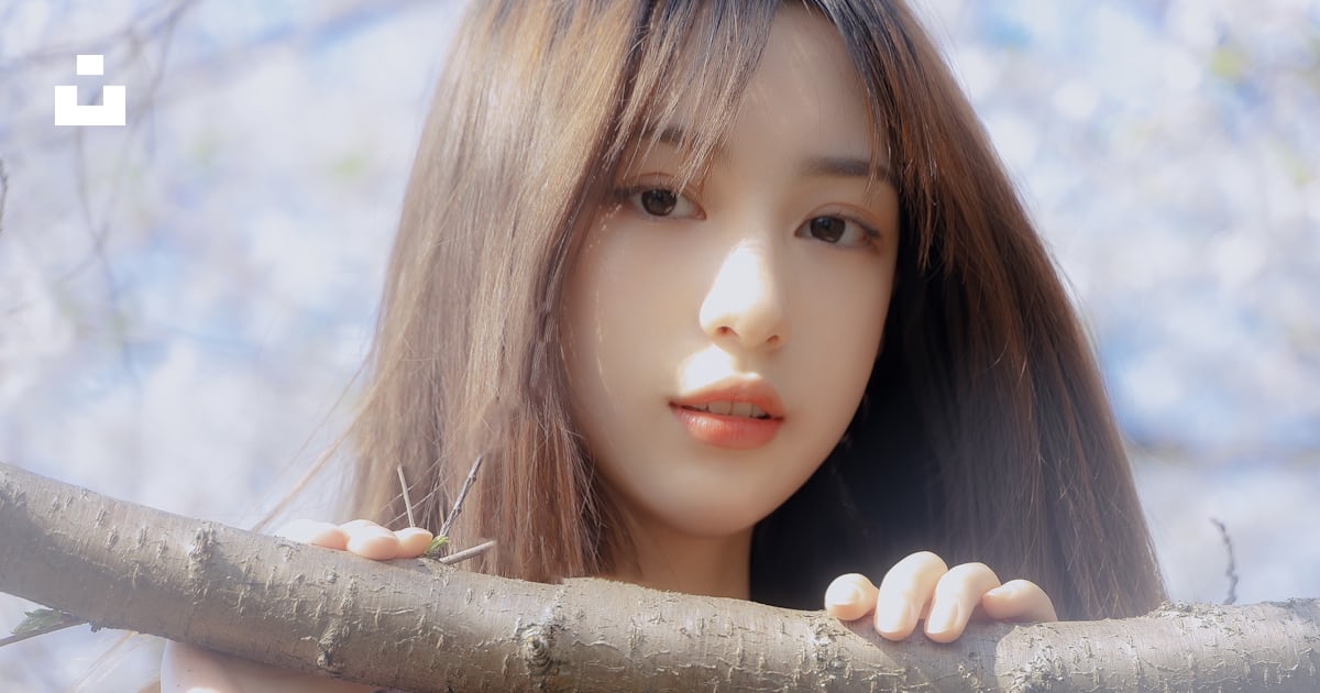 파란색과 흰색 교복을 입은 여자 갈색 나무 막대기를 들고 사진 Unsplash의 무료 사람의 이미지