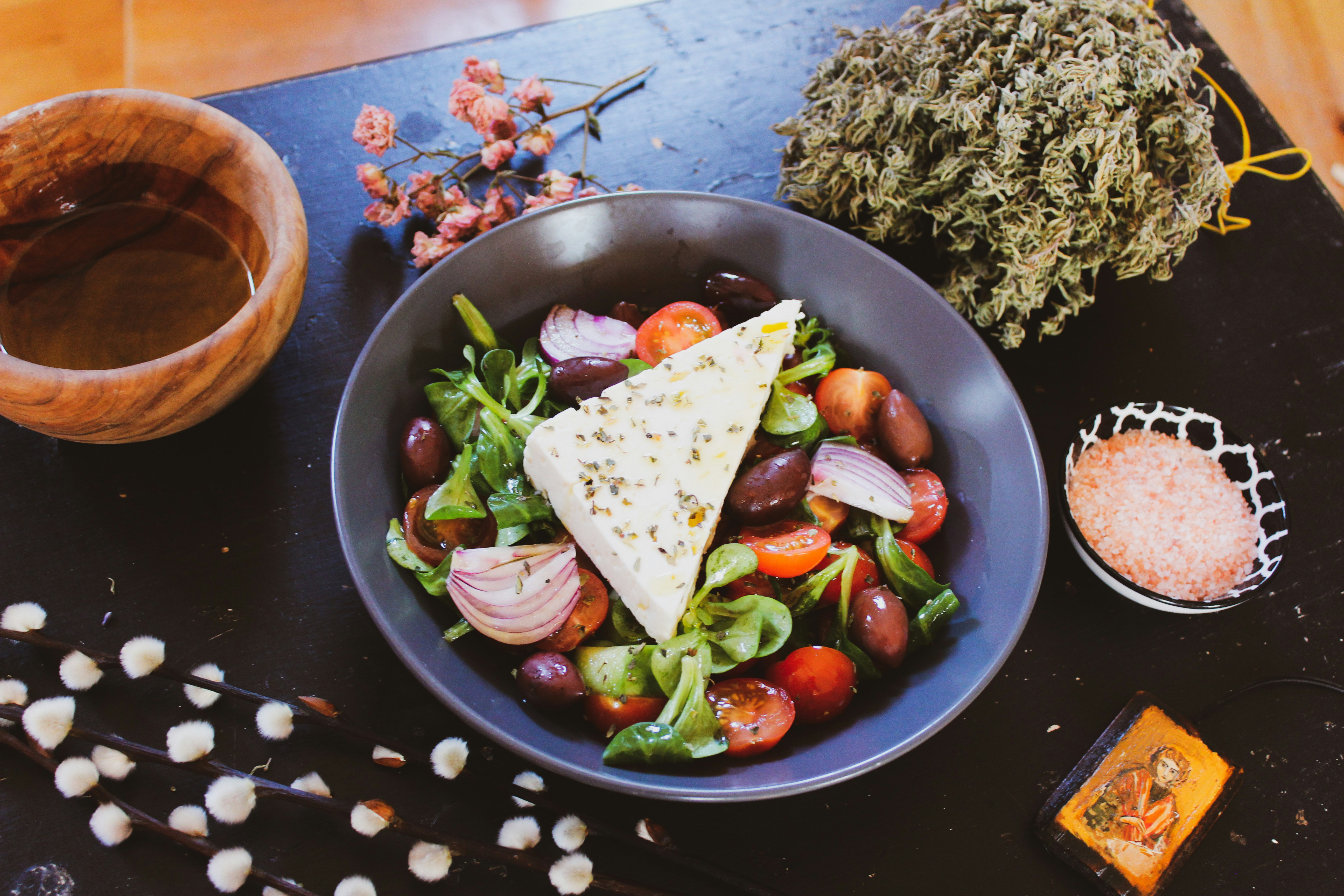 Légumes tranchés sur assiette noire photo – Photo Plante Gratuite sur ...