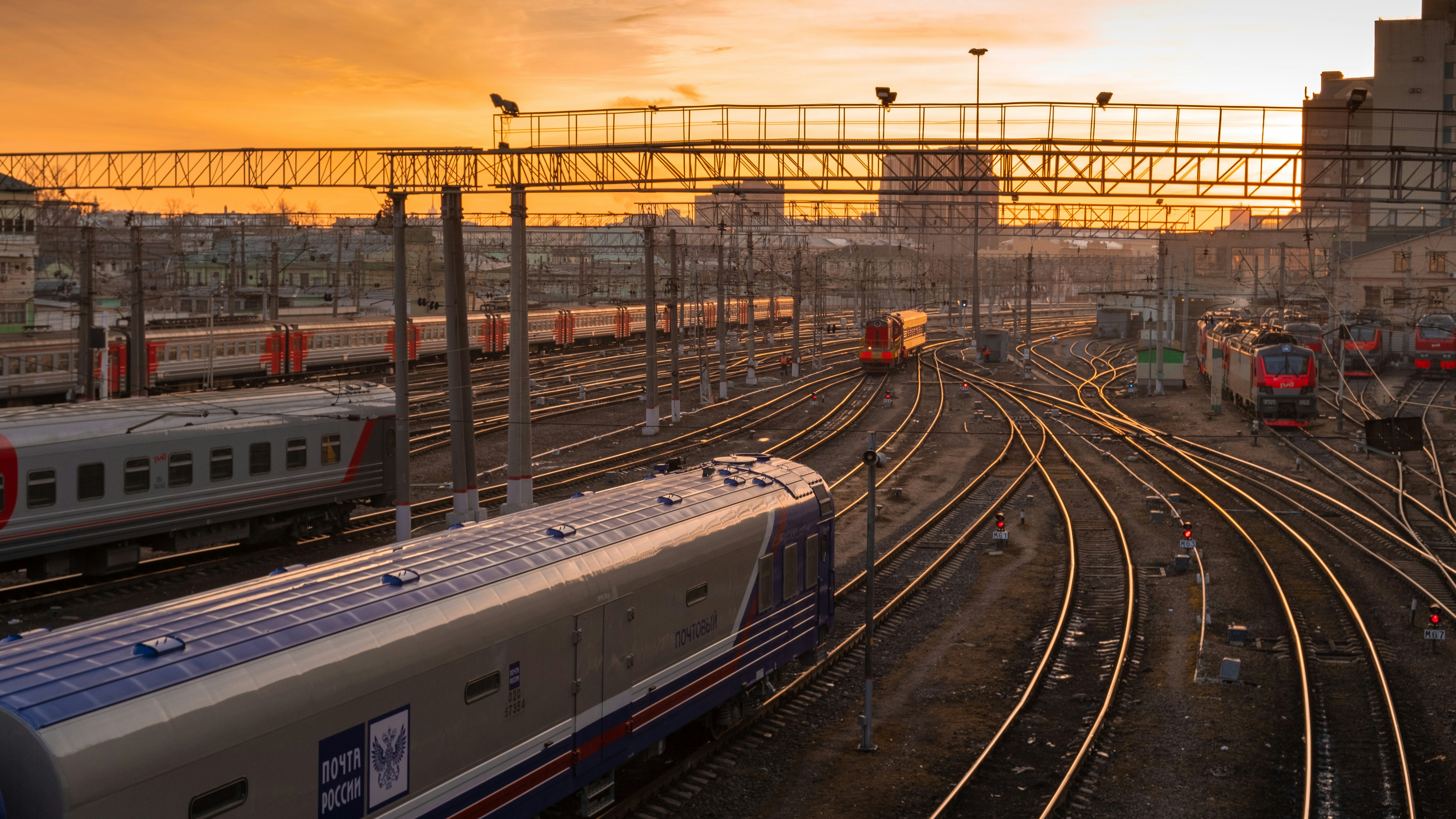 White train on rail road during daytime photo – Free Rail Image on Unsplash