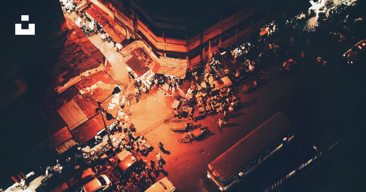 Foto Personas Que Caminan Por La Calle Durante La Noche Imagen