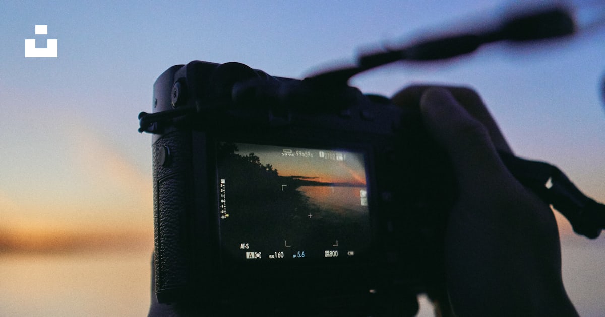 검은 Dslr 카메라를 들고있는 사람 사진 Unsplash의 무료 캐나다 이미지