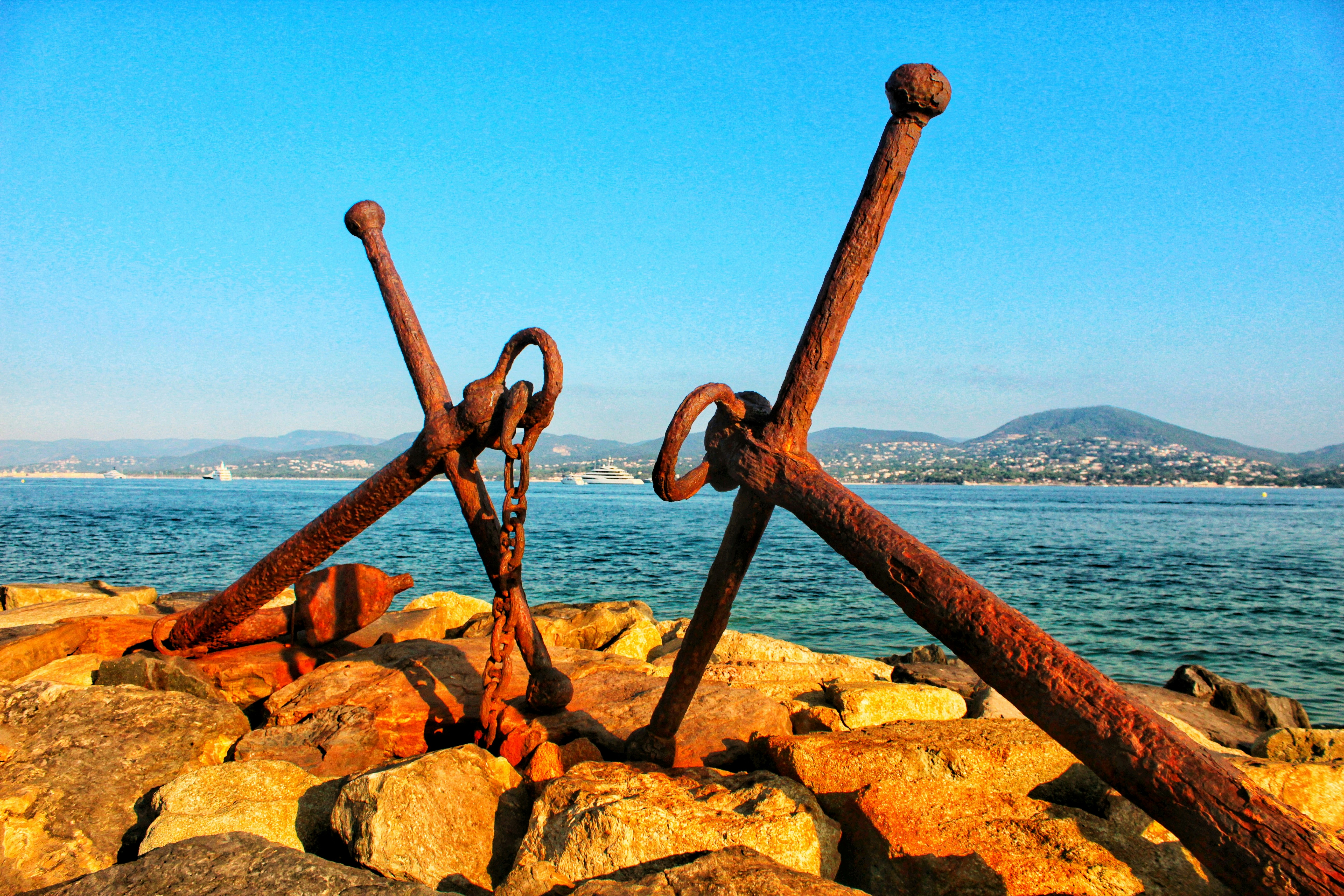 Valla de metal marrón en la costa rocosa durante el día foto – Imagen ...