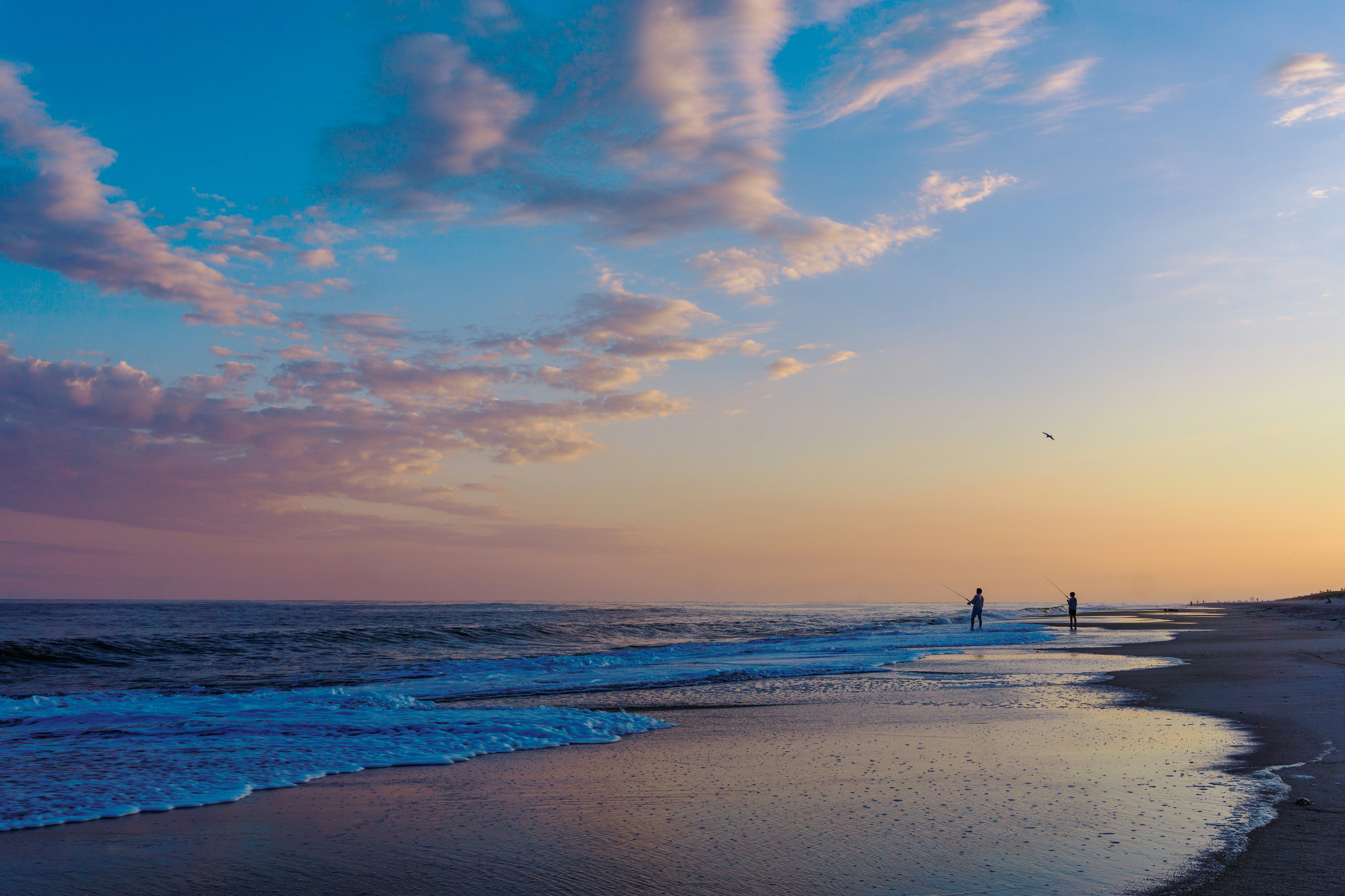 일몰 동안 해변에 서있는 사람 사진 – Unsplash의 무료 크라이더 비치 이미지