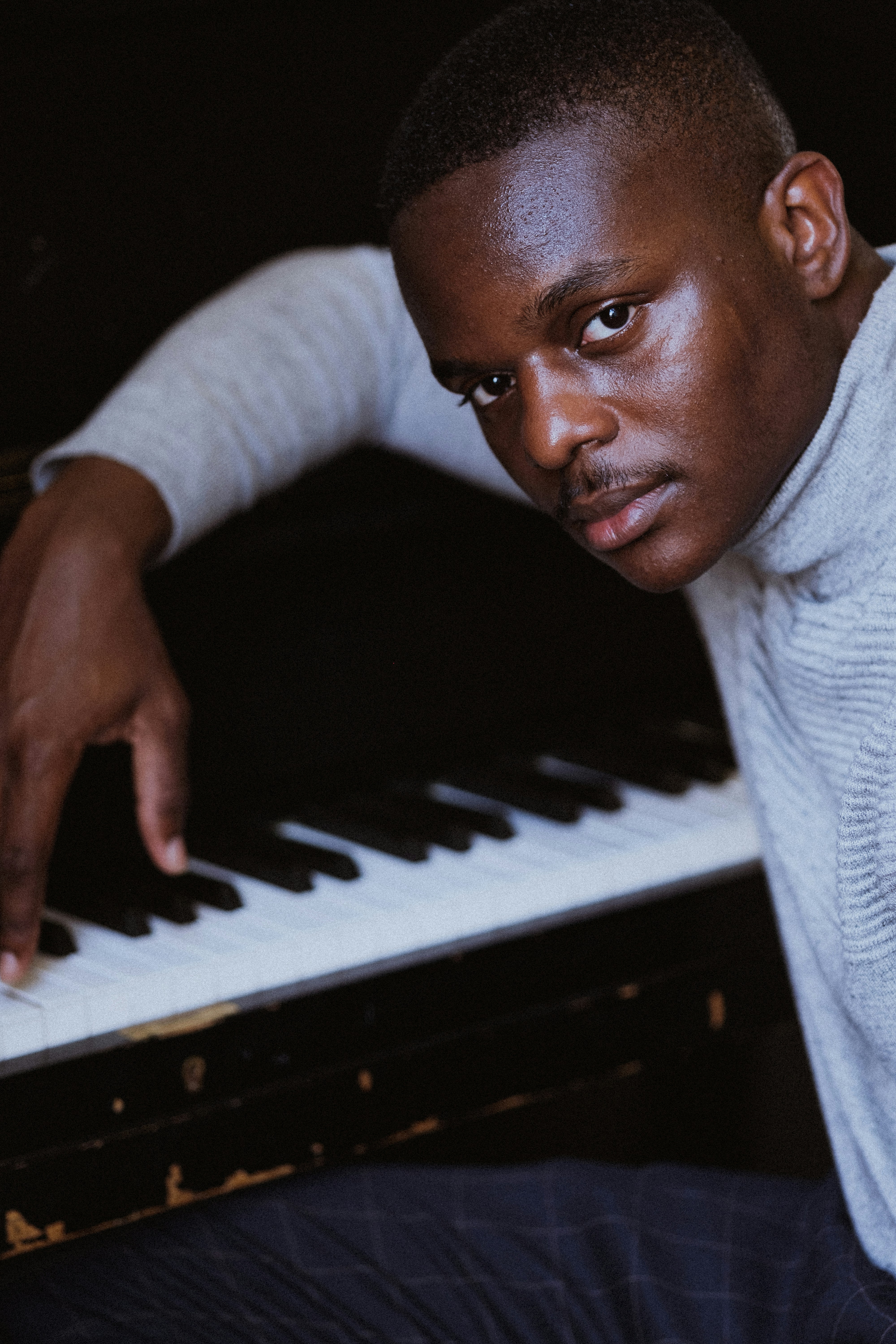 Portrait at the Keys: Quiet Intensity Beneath the Spotlight