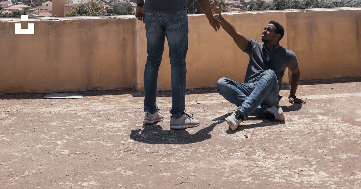 Homme En T Shirt Gris Et Jean En Jean Bleu Debout à Côté Dun Homme En