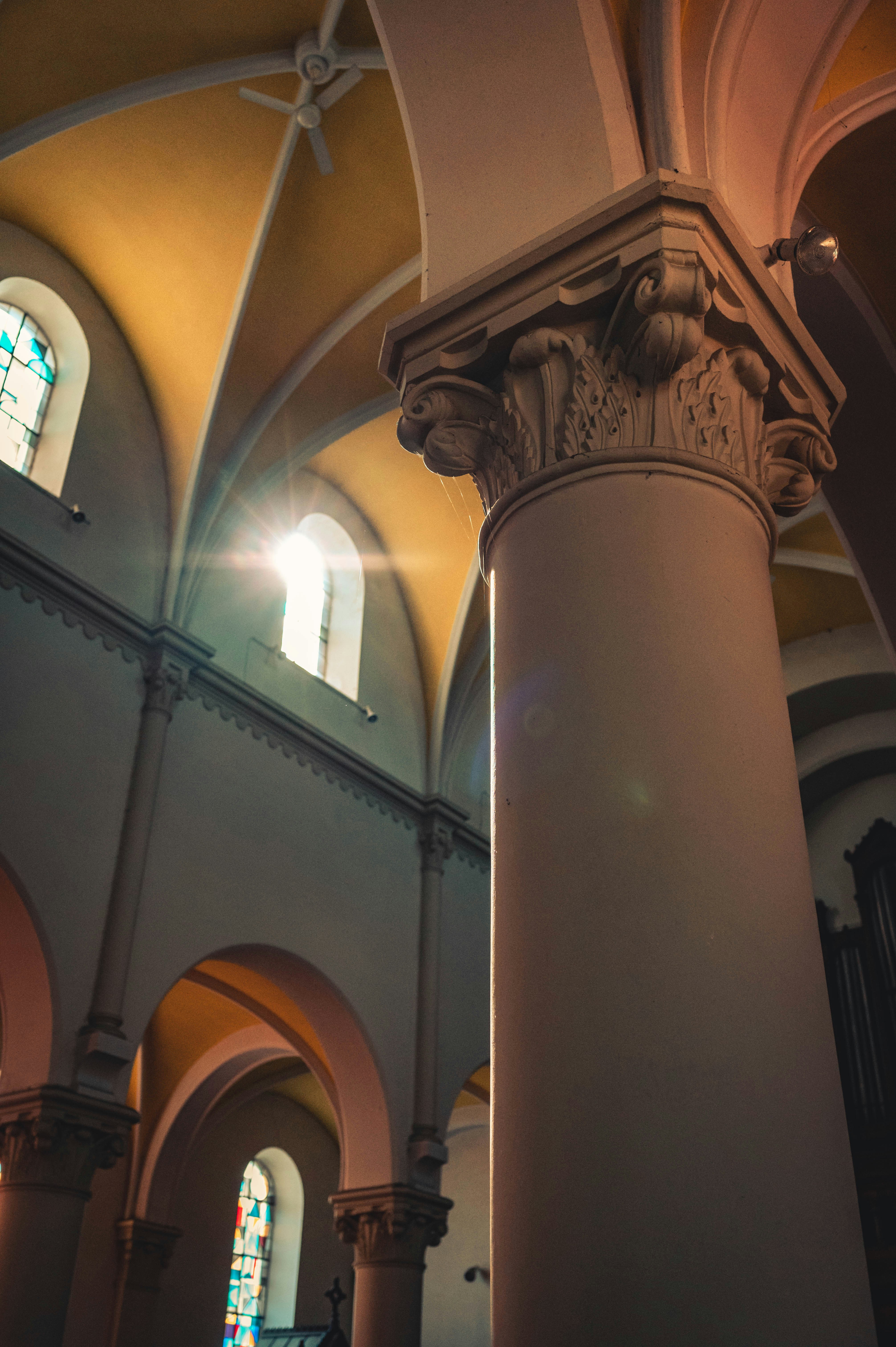 Pilier en béton blanc à l’intérieur du bâtiment photo – Image gratuite ...