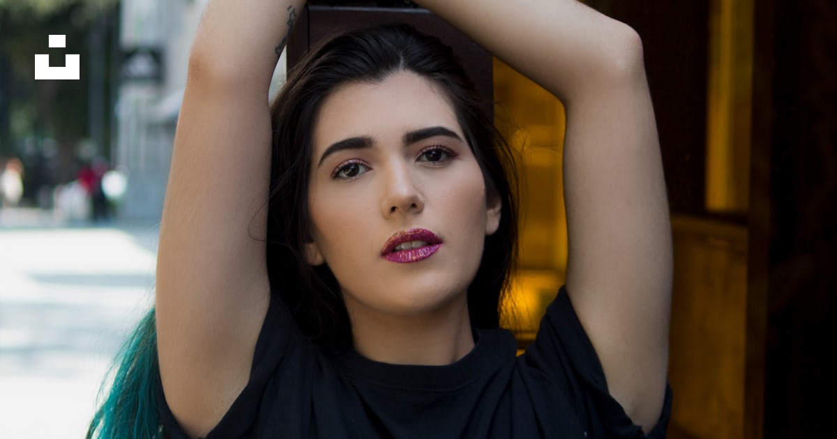 Foto Mujer Con Camiseta Negra De Cuello Redondo Imagen Fotografía