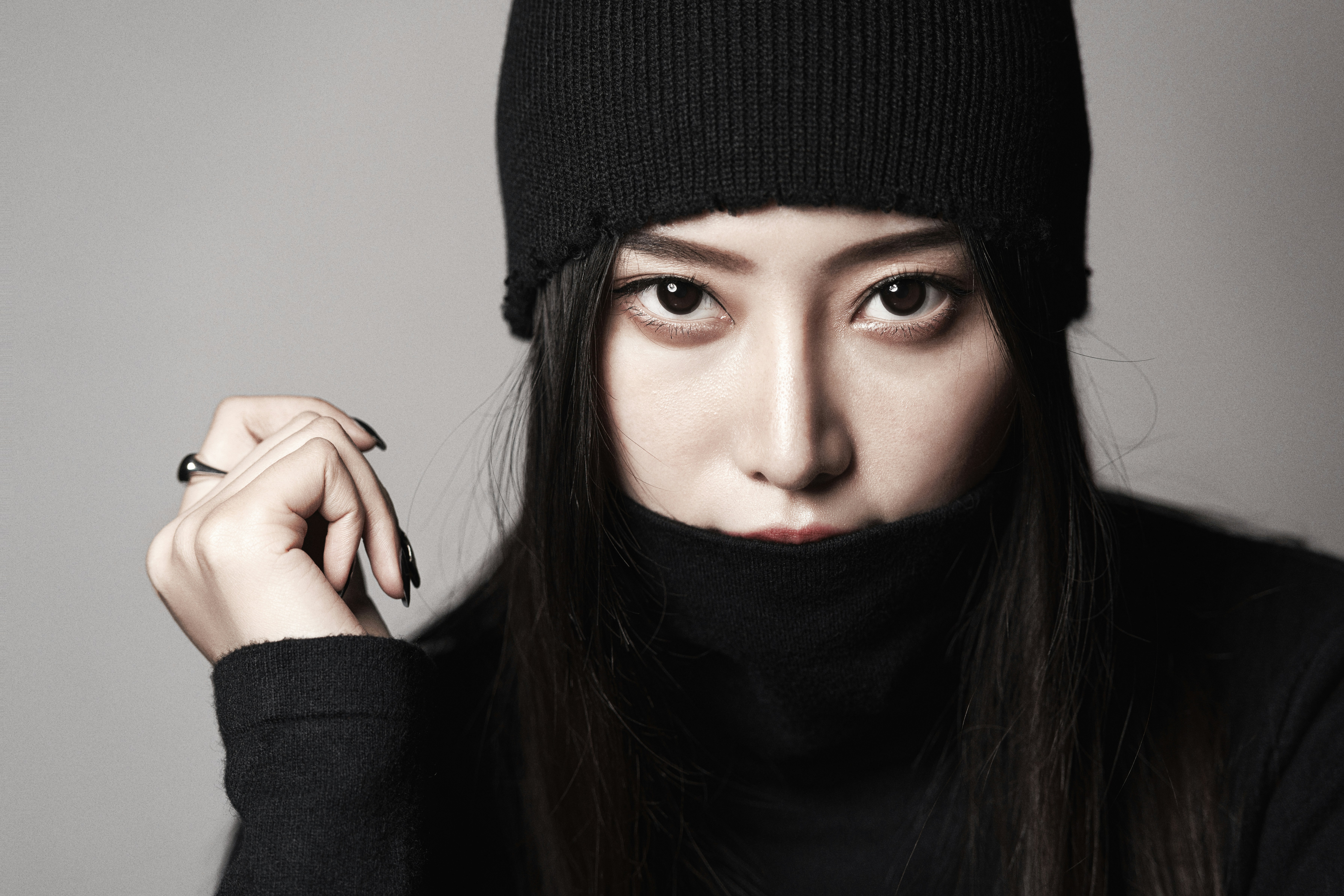 Woman in black knit cap covering face with black knit cap photo – Free ...