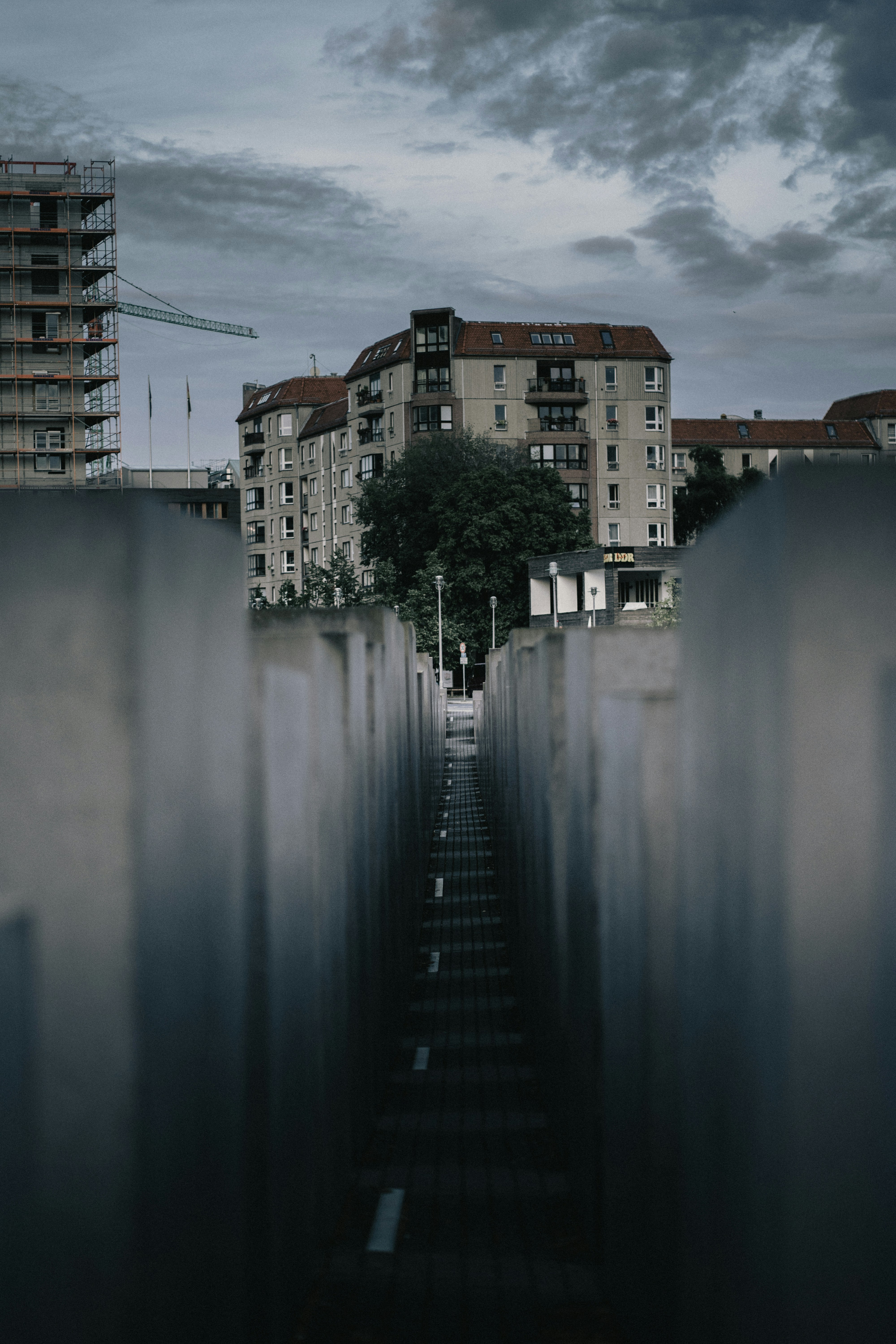 Between Towers: A Luminous Gap to the City’s Core