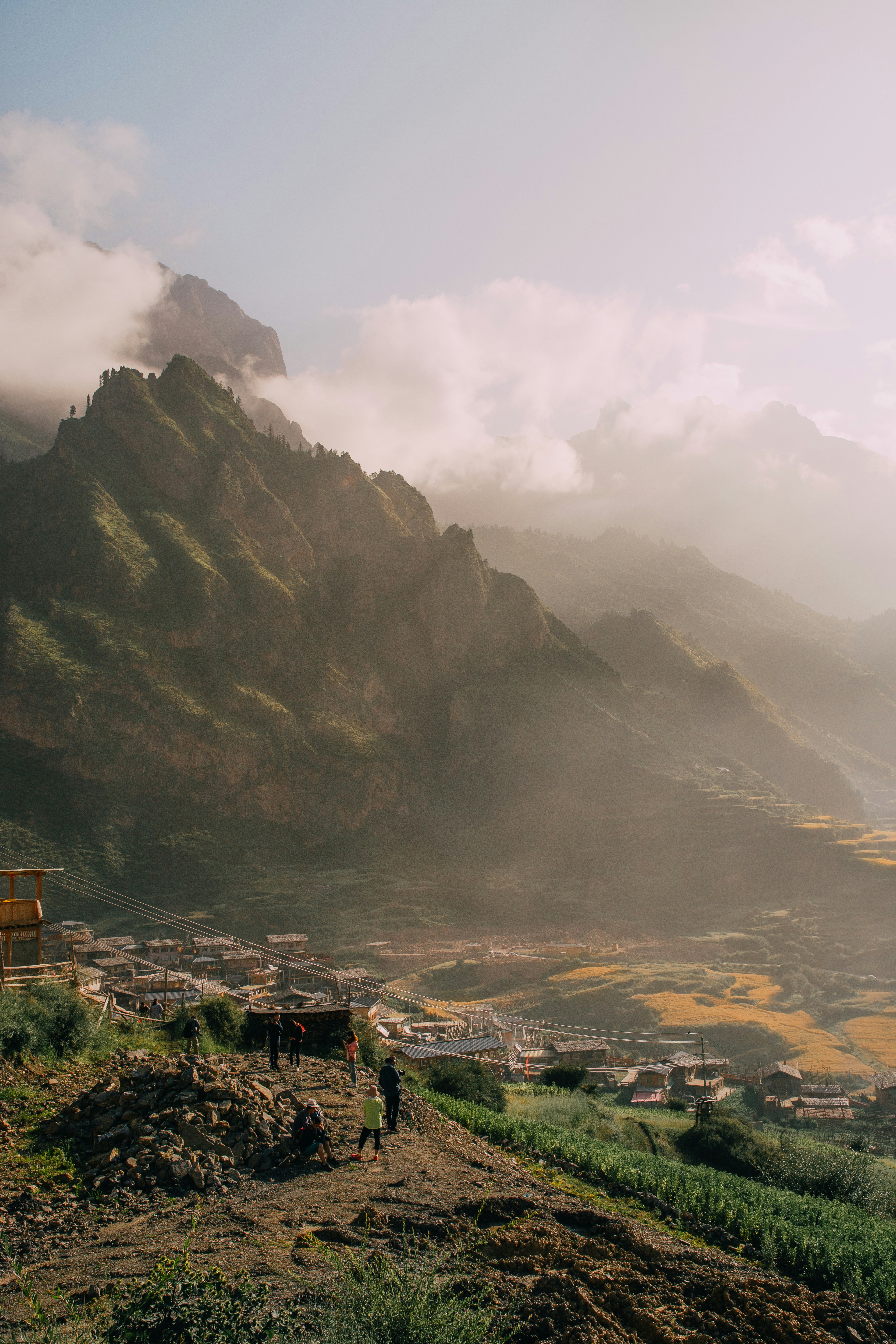 Maison en bois brun sur une colline couverte d’herbe verte pendant la ...