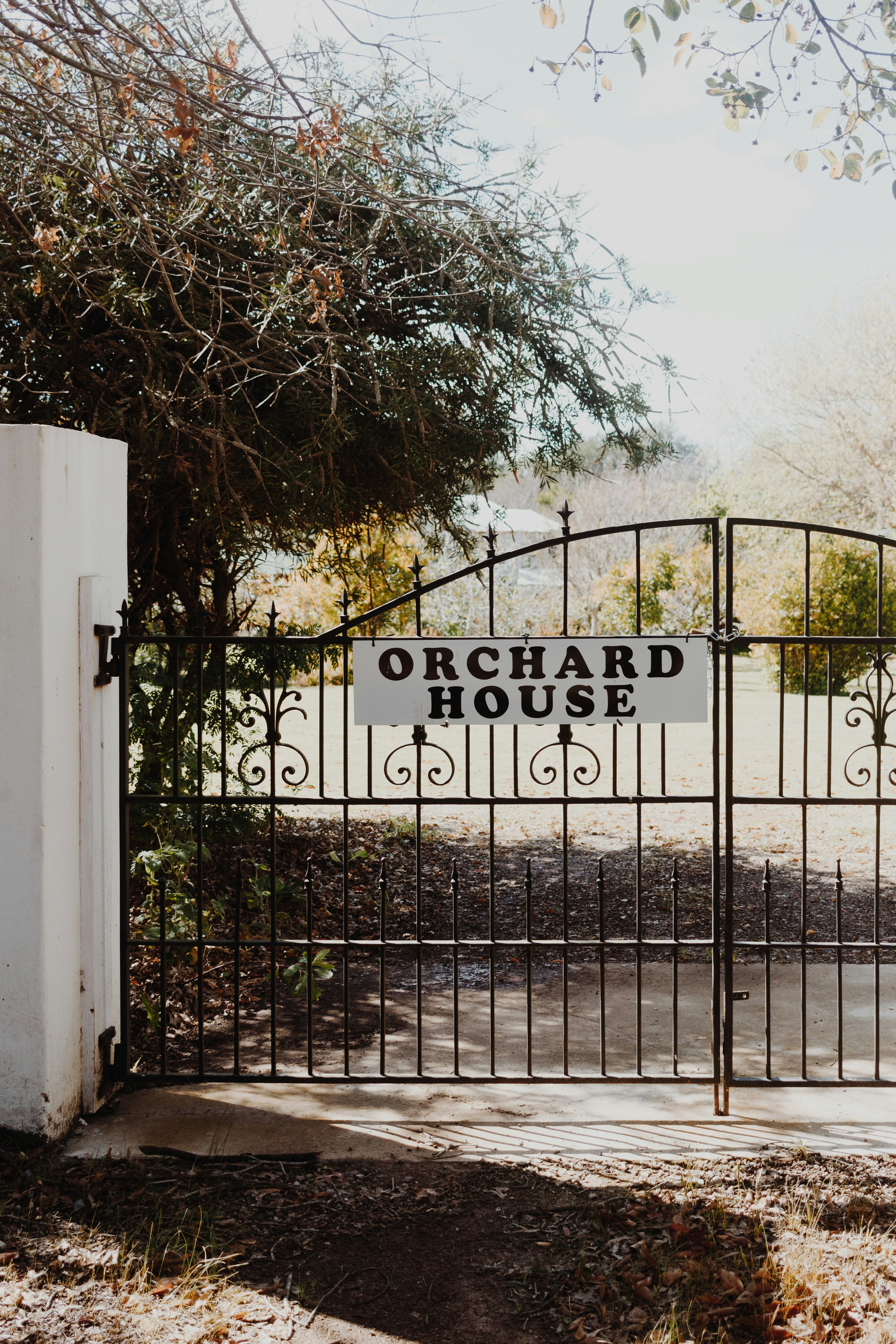 Foto Portón metálico negro con señalización de madera blanca y negra ...