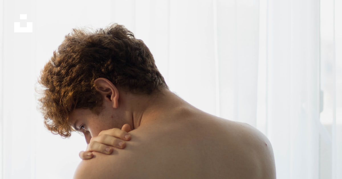 하얀 커튼 근처에 서 있는 토플리스 남자 사진 Unsplash의 무료 사람의 이미지