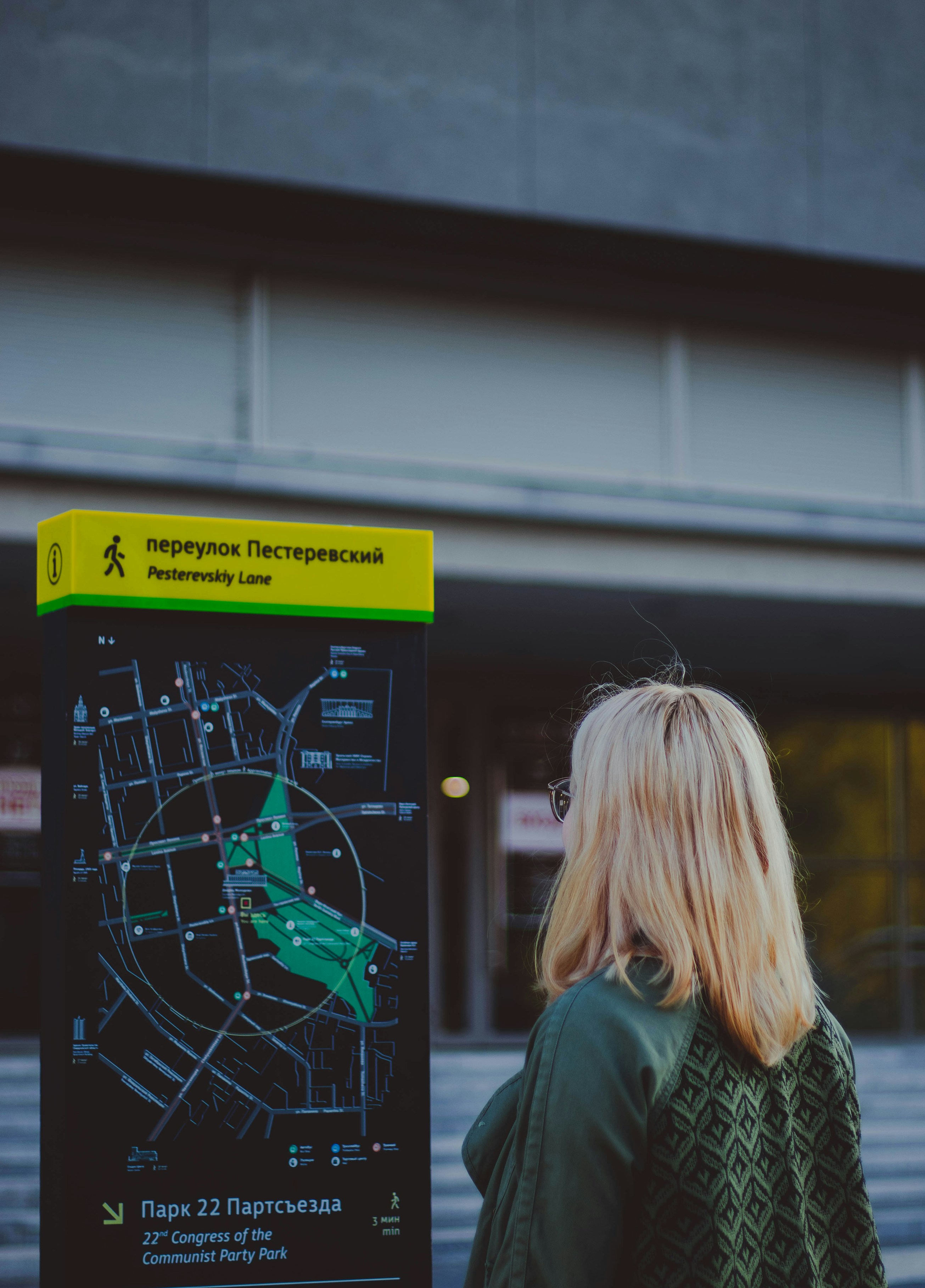Cartography at the Corner: A Blonde Observer and the Yellow Map Sign