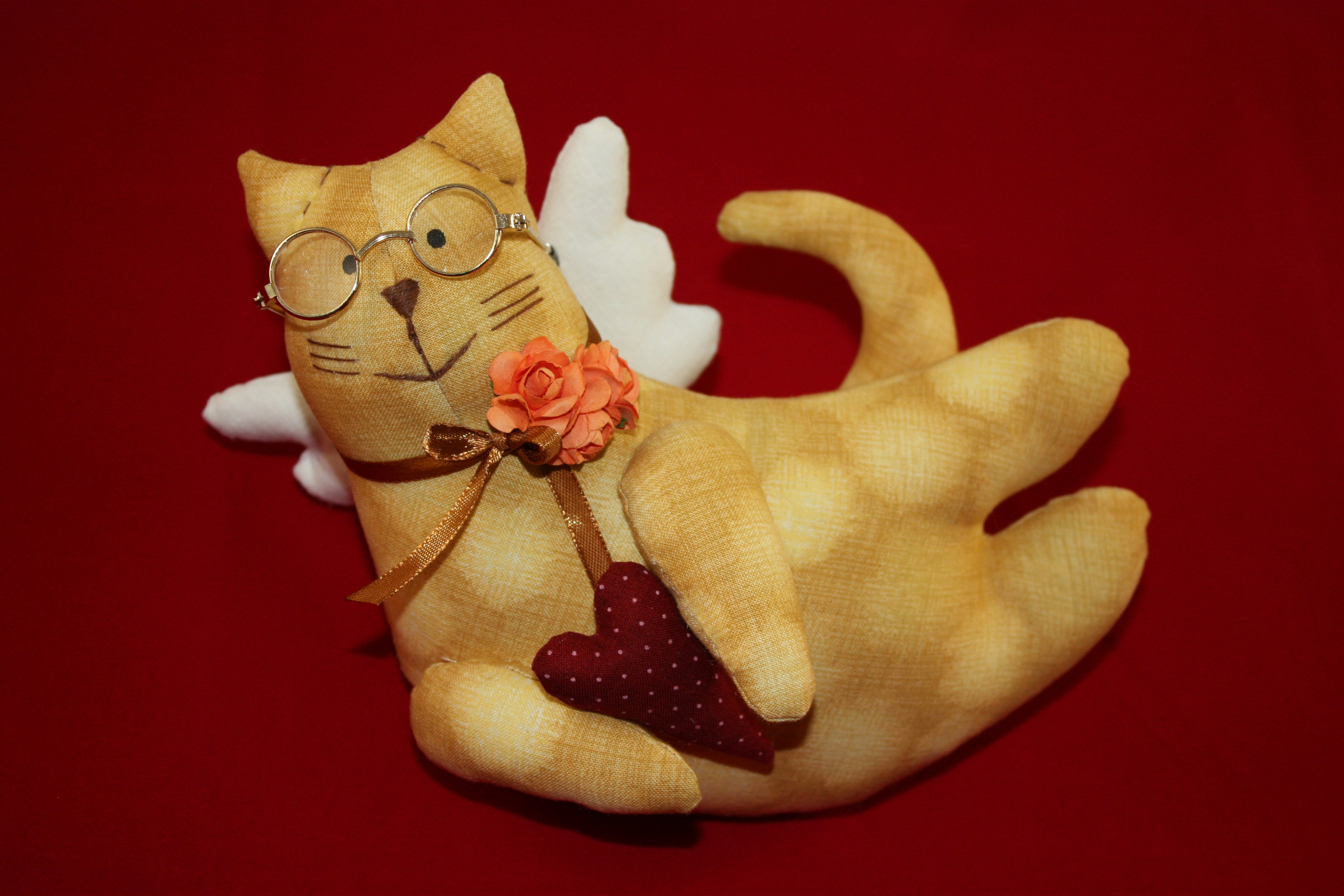 White and brown cat plush toy photo – Free Doll Image on Unsplash