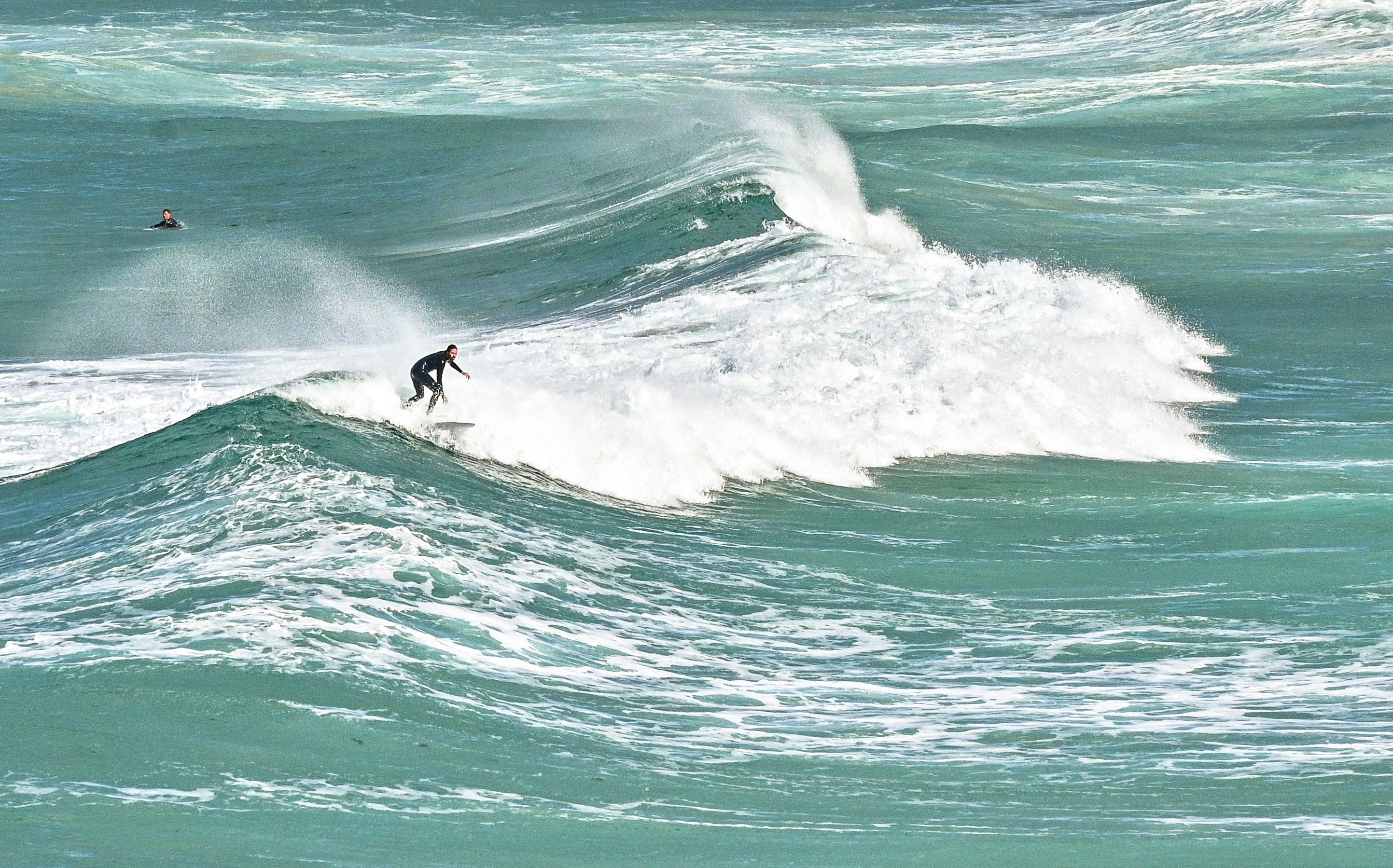 Foto Persona surfeando sobre las olas del mar durante el día – Imagen ...