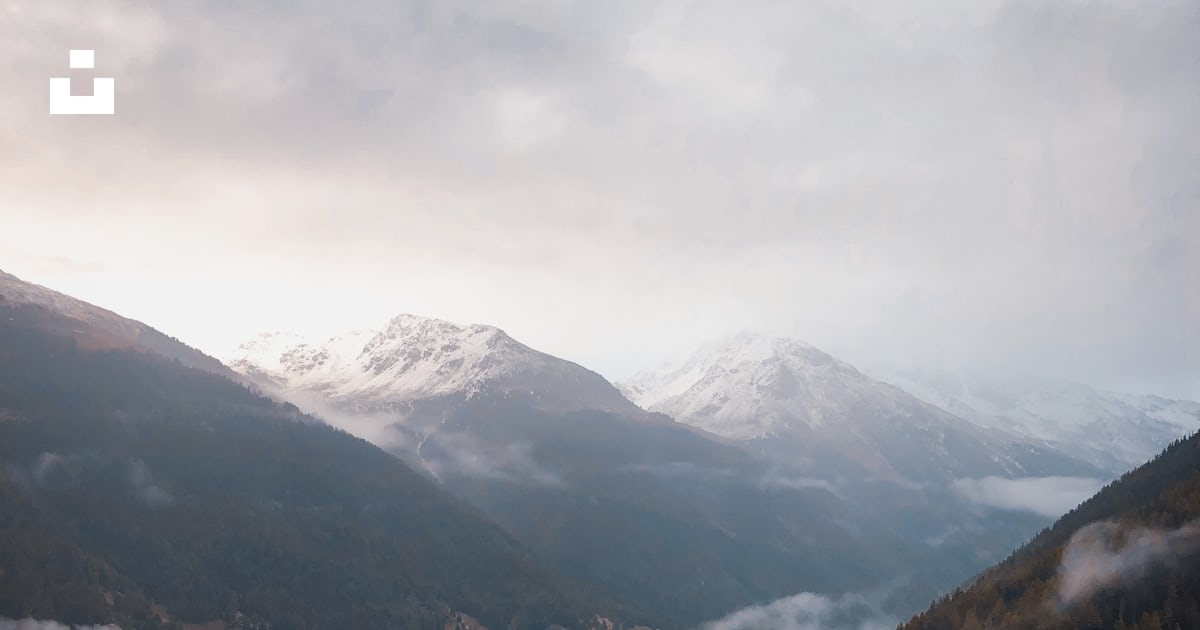 昼間の白い雲の下の山の緑の木々の写真 Unsplashの道の無料画像