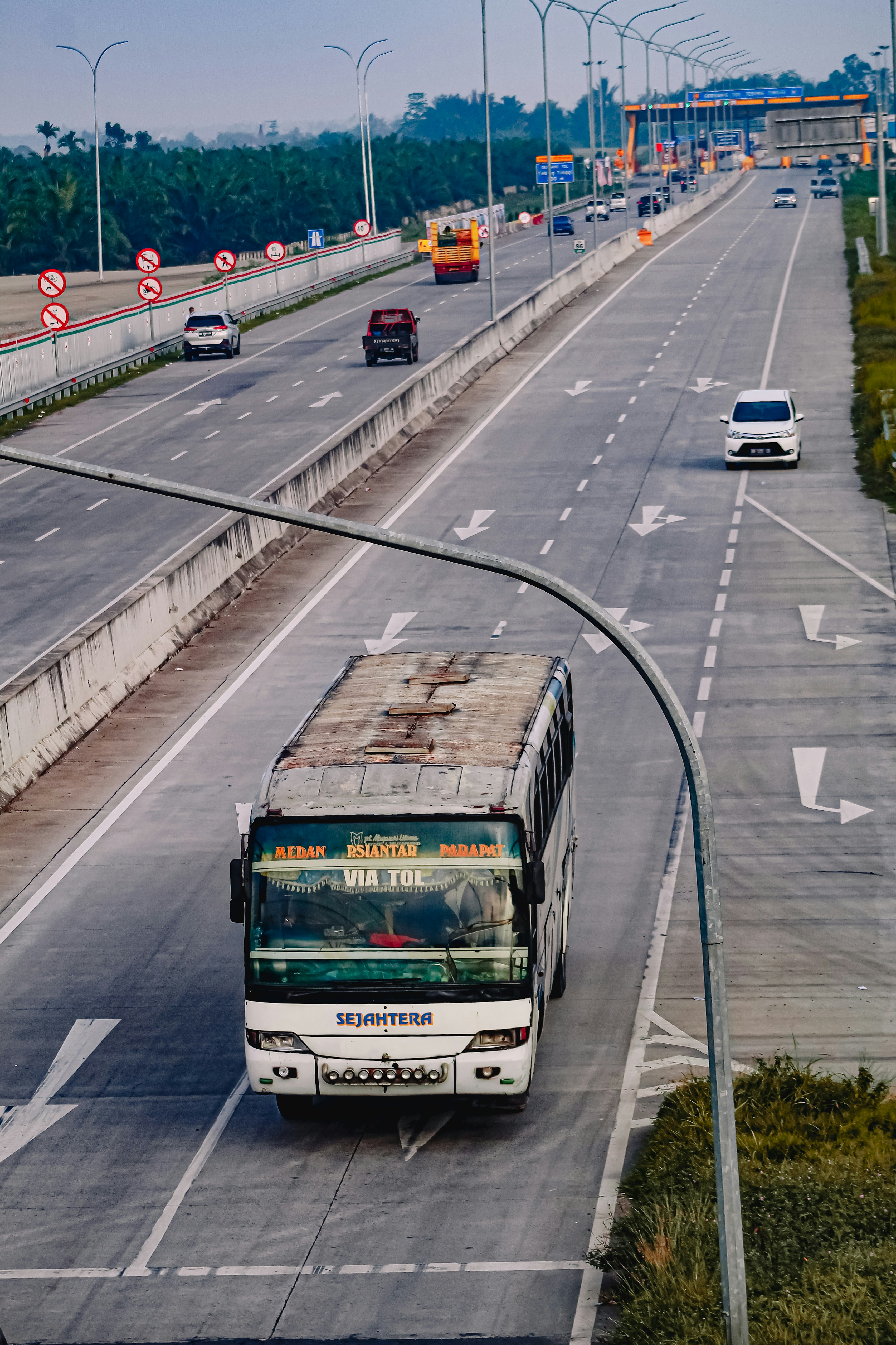 White and black bus on road during daytime photo – Free Tebing tinggi ...