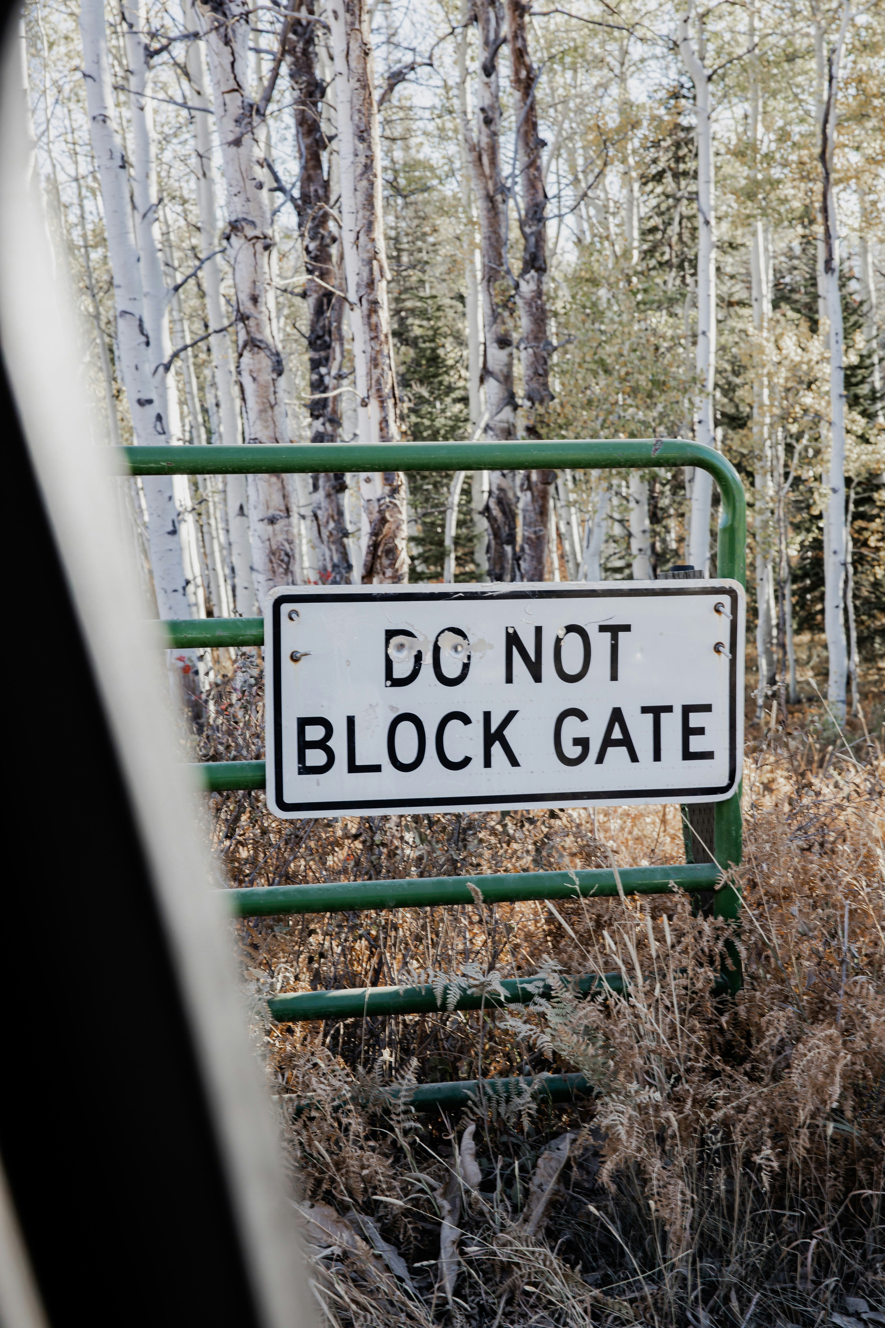 A sign that says do not block gate photo – Free Grey Image on Unsplash