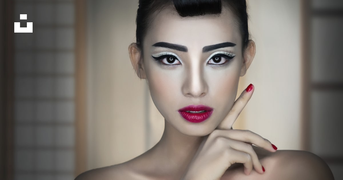 Femme Aux Seins Nus Avec Rouge à Lèvres Rouge Photo Photo Asiatique