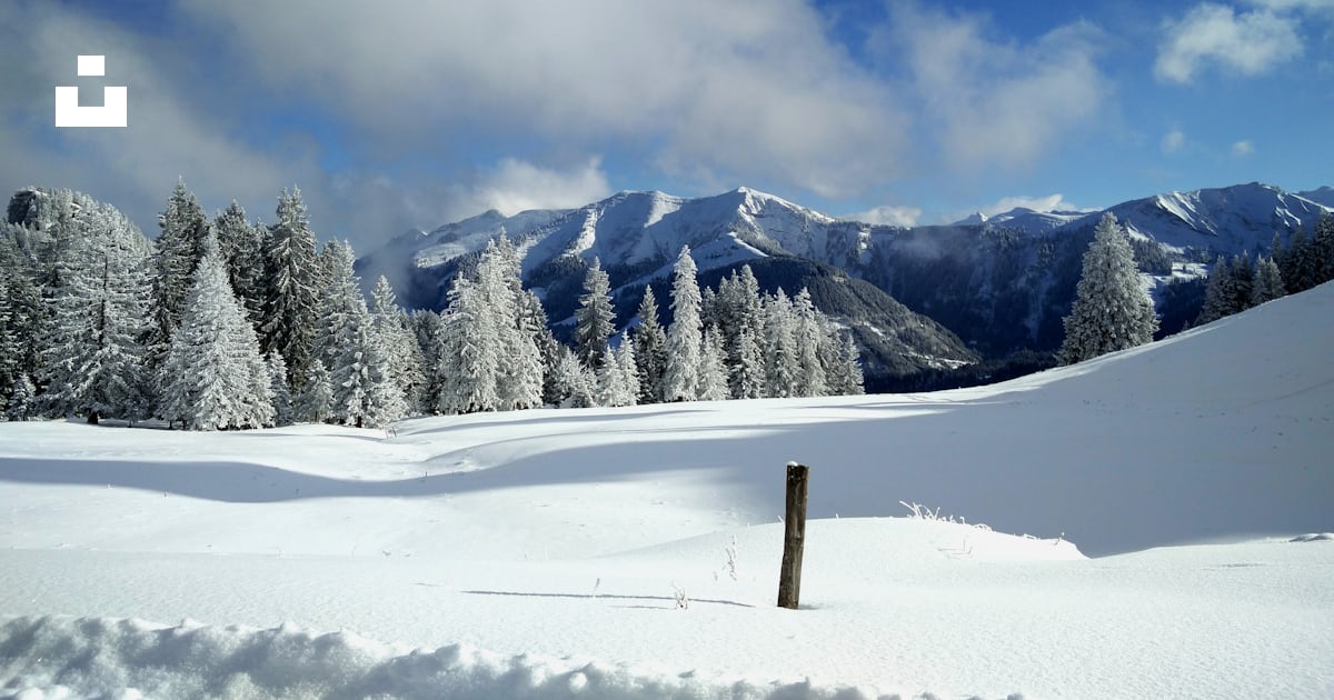昼間の青空の下で雪に覆われた山の写真 Unsplashで見つけるフォアアールベルクの無料写真