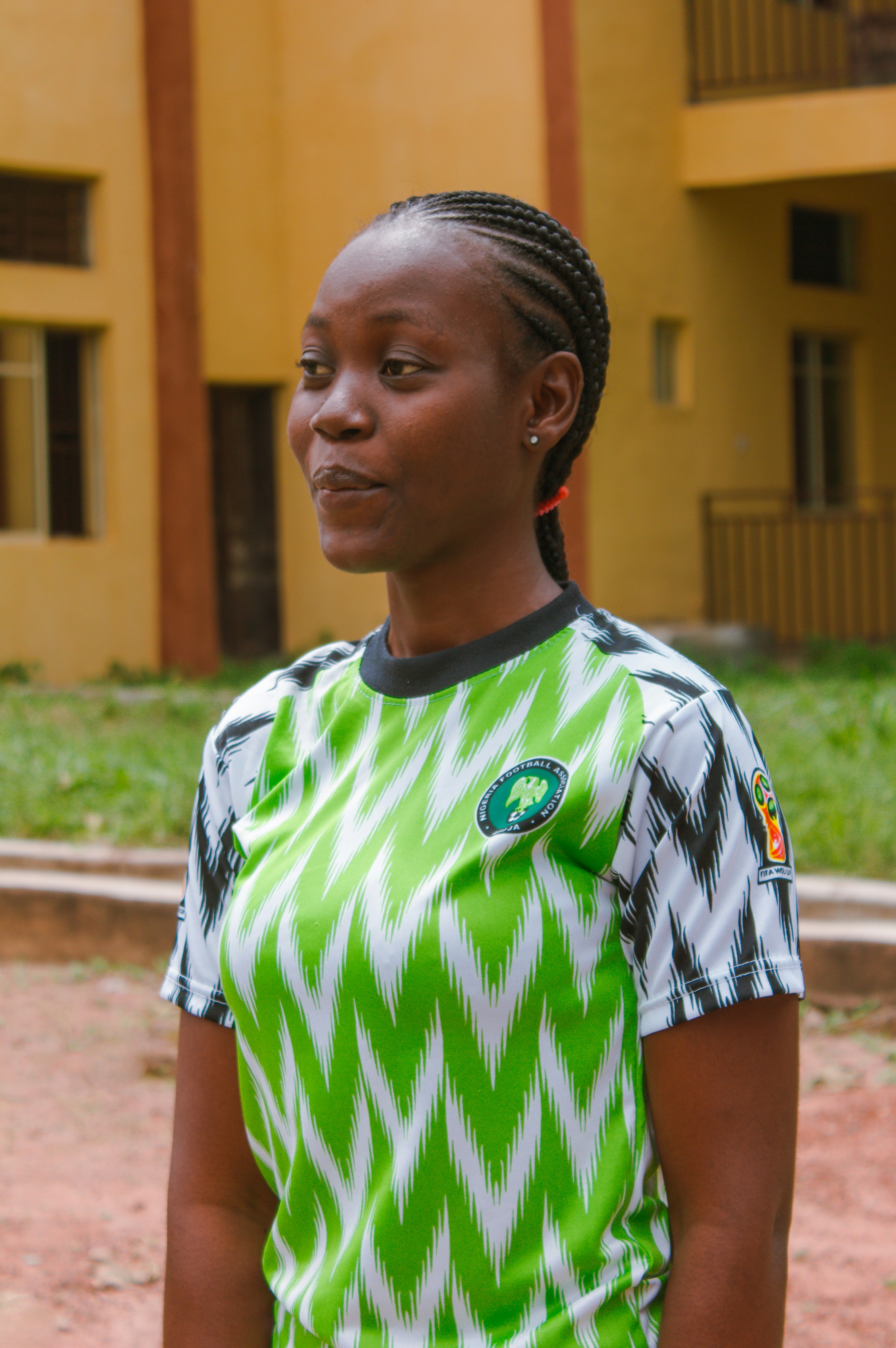 Garçon en maillot de football adidas vert et blanc photo – Photo ...