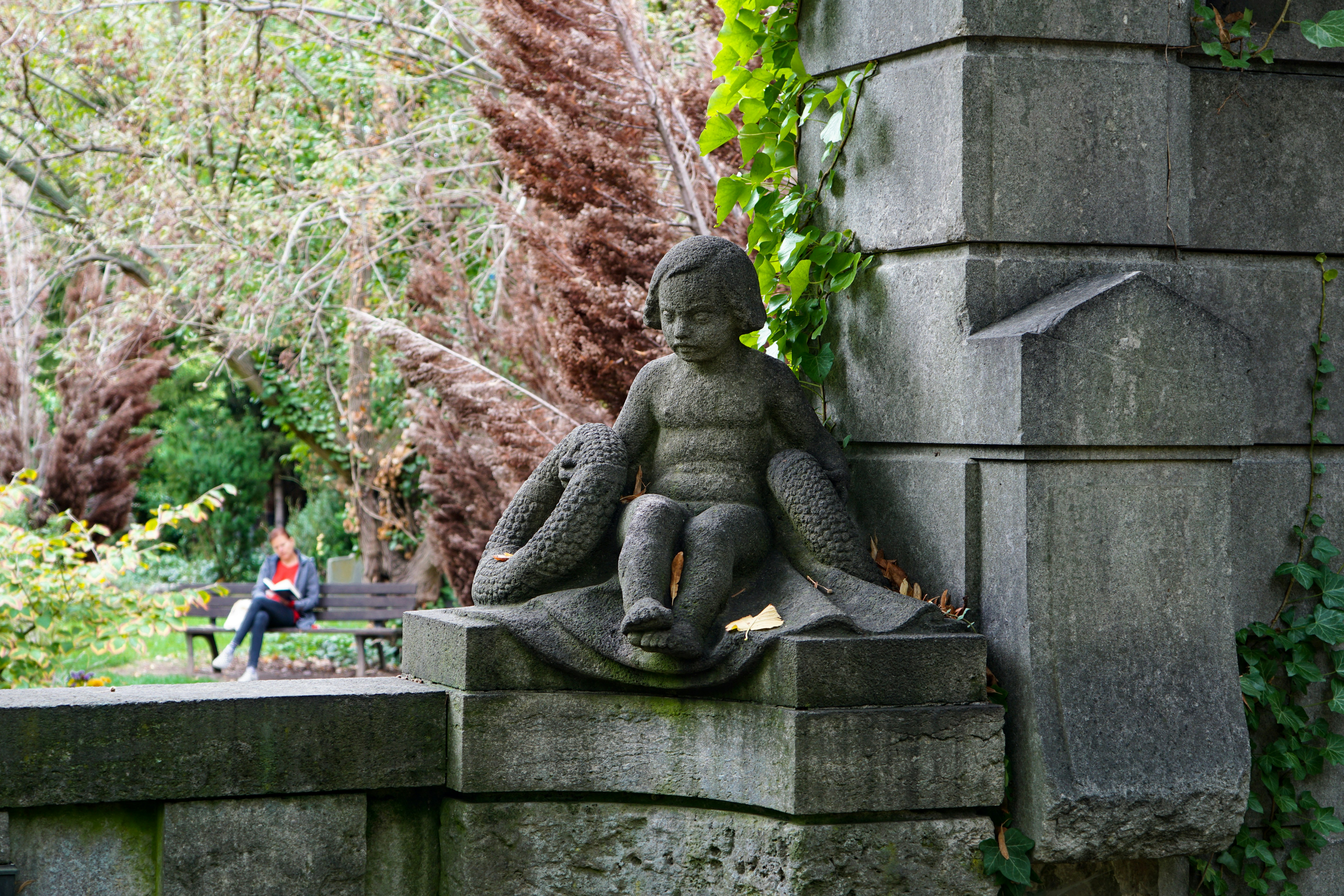 Gray concrete statue of man sitting on bench photo – Free Kreuzberg ...
