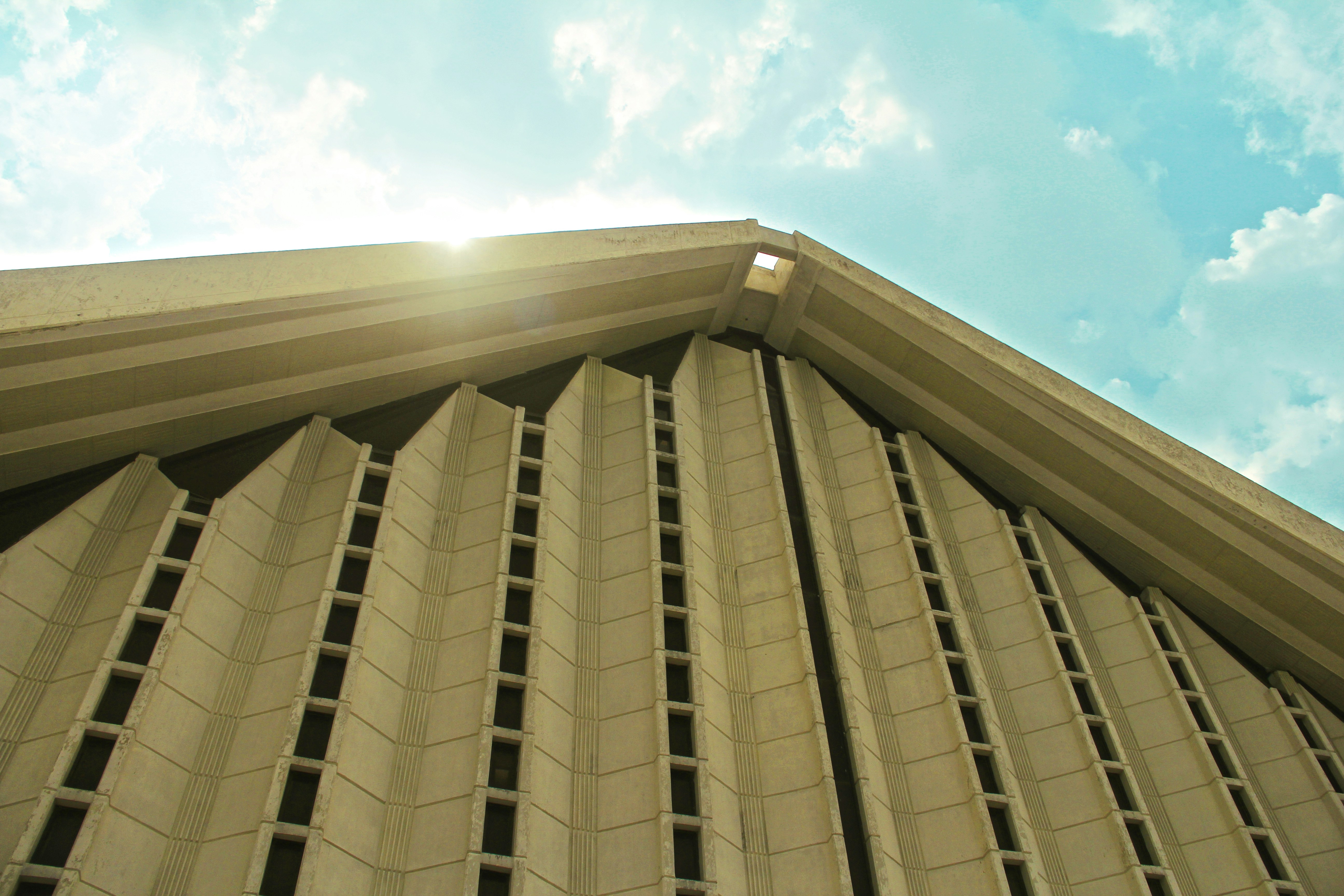 Front closeup view of Faisal Mosque - Islamabad Pakistan | white concrete building under blue sky during daytime