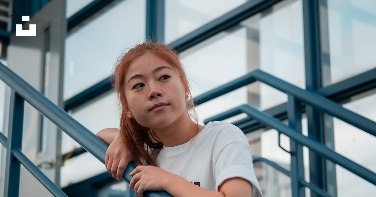 昼間に青い金属の手すりの上に立つ白いクルーネックtシャツを着た女性の写真 Unsplashの無料バンクーバー写真