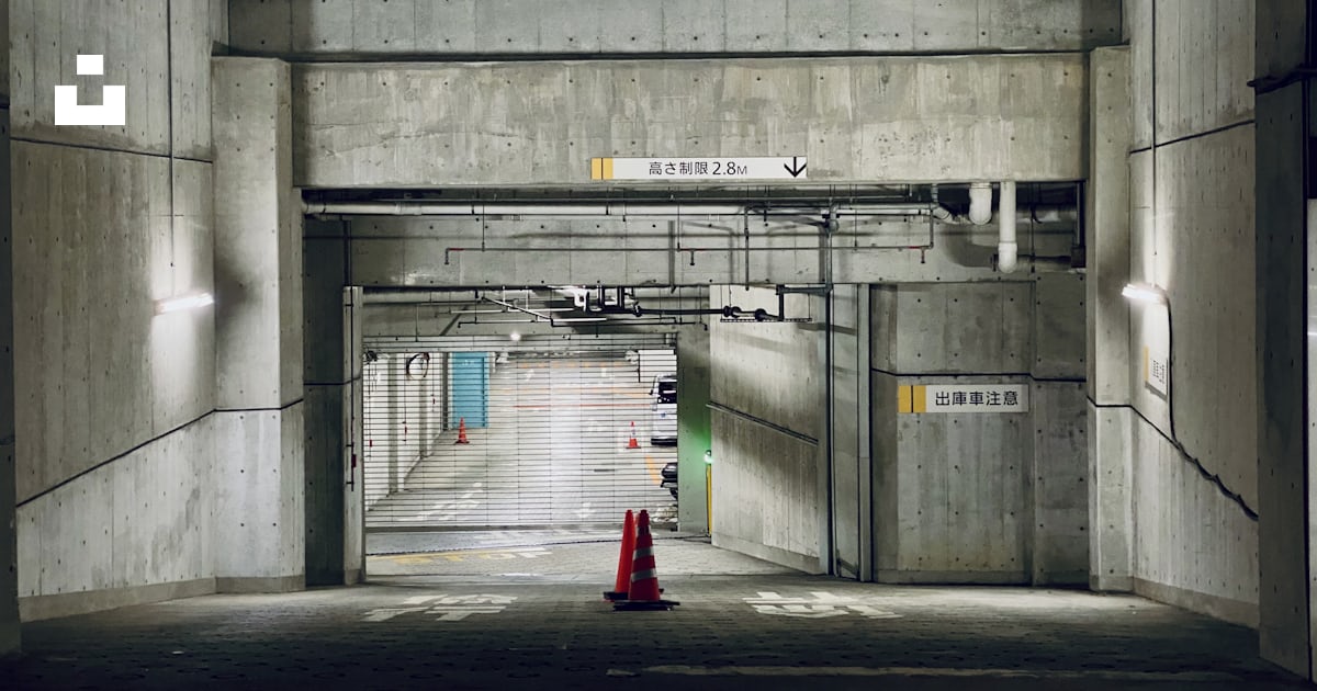 회색 콘크리트 바닥을 걷는 빨간 재킷을 입은 사람 사진 Unsplash의 무료 회색 이미지