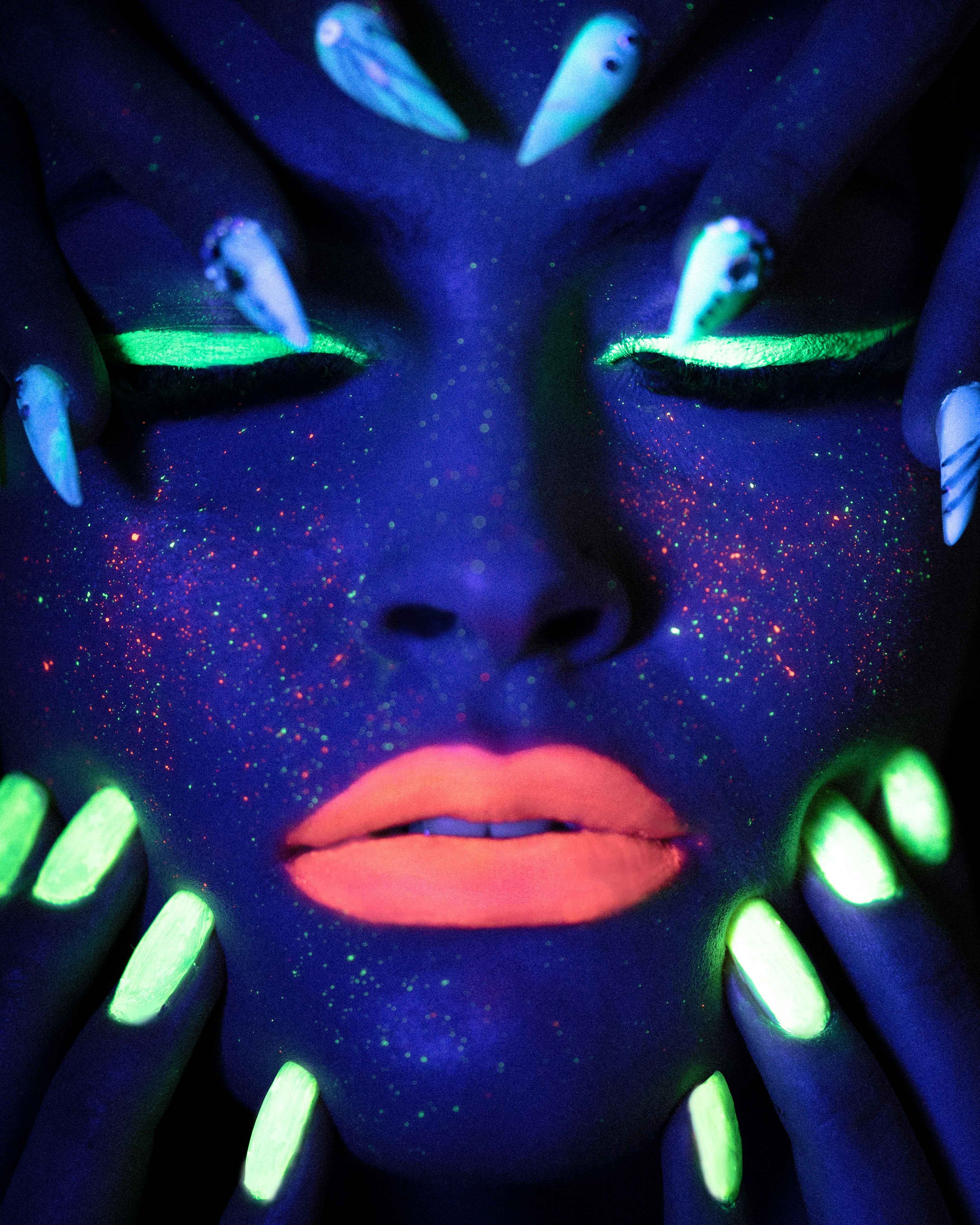 Blue and black face painting photo – Free Blue Image on Unsplash