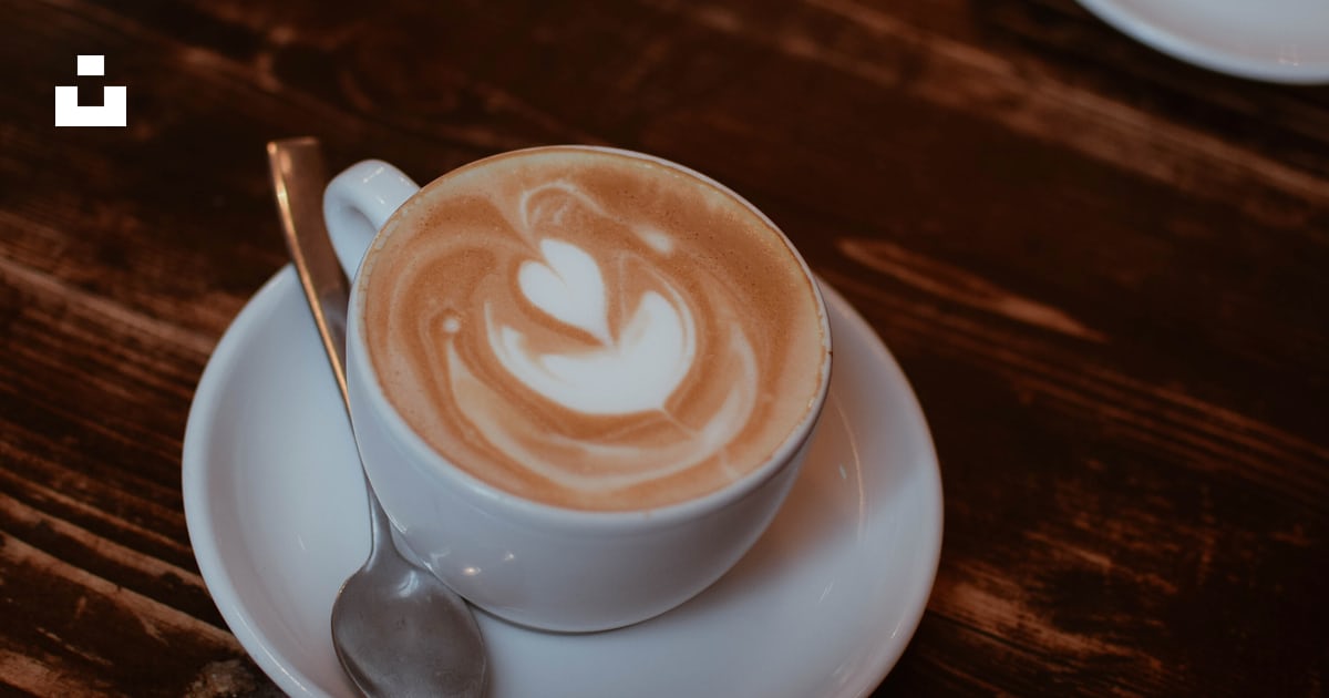 Tasse En Céramique Blanche Avec Soucoupe Sur Table En Bois Brun Photo
