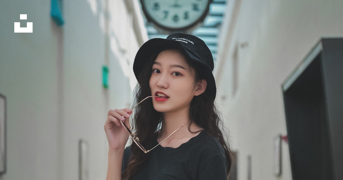 黒いクルーネックのtシャツとブルーのデニムショーツを着た女性が白い壁のそばに立つの写真 Unsplashの灰色の無料画像