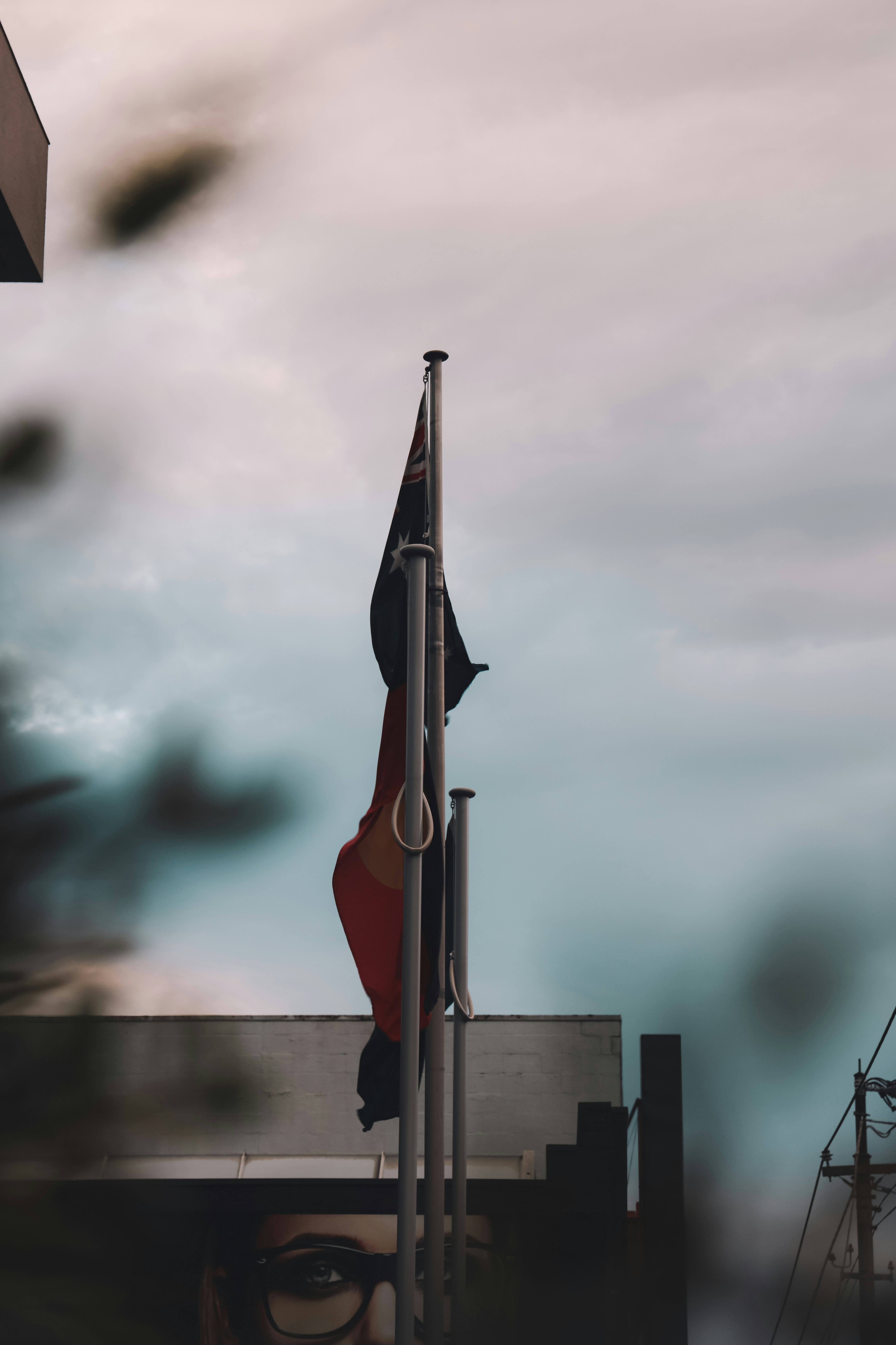 Drapeau rouge et noir sur le mât photo – Photo Gris Gratuite sur Unsplash