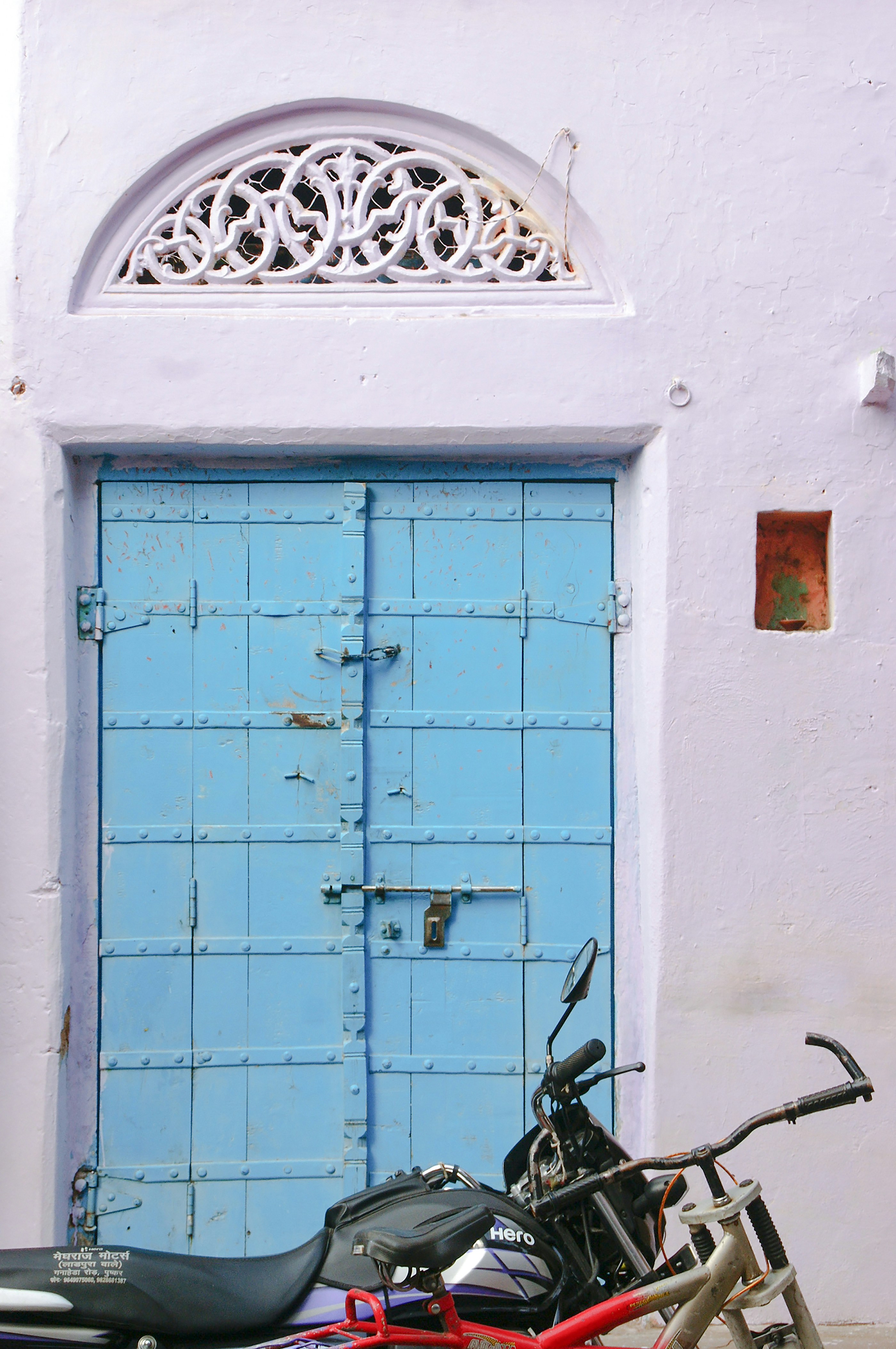 White metal window frame on white concrete wall photo – Free Pushkar ...