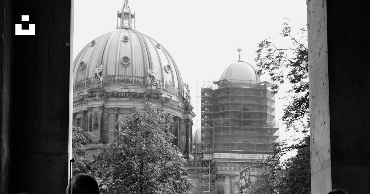 Foto Zum Thema Graustufenfoto Von Mann Und Frau Auf Dem Bürgersteig