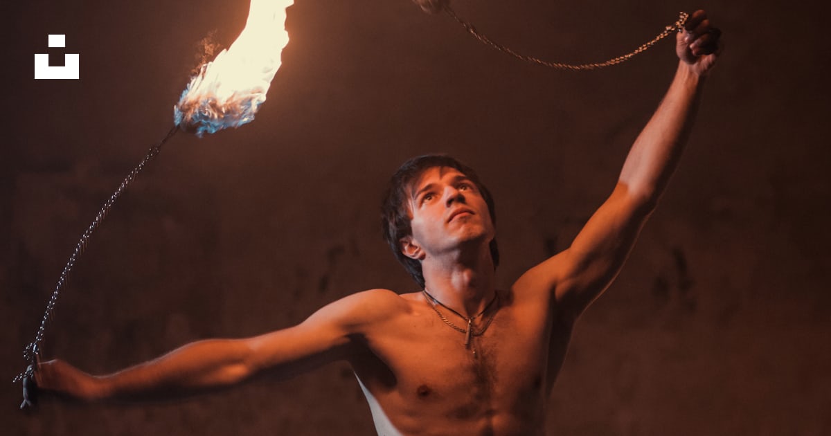 Homme Aux Seins Nus En Short Noir Tenant Le Feu Photo Photo Homme