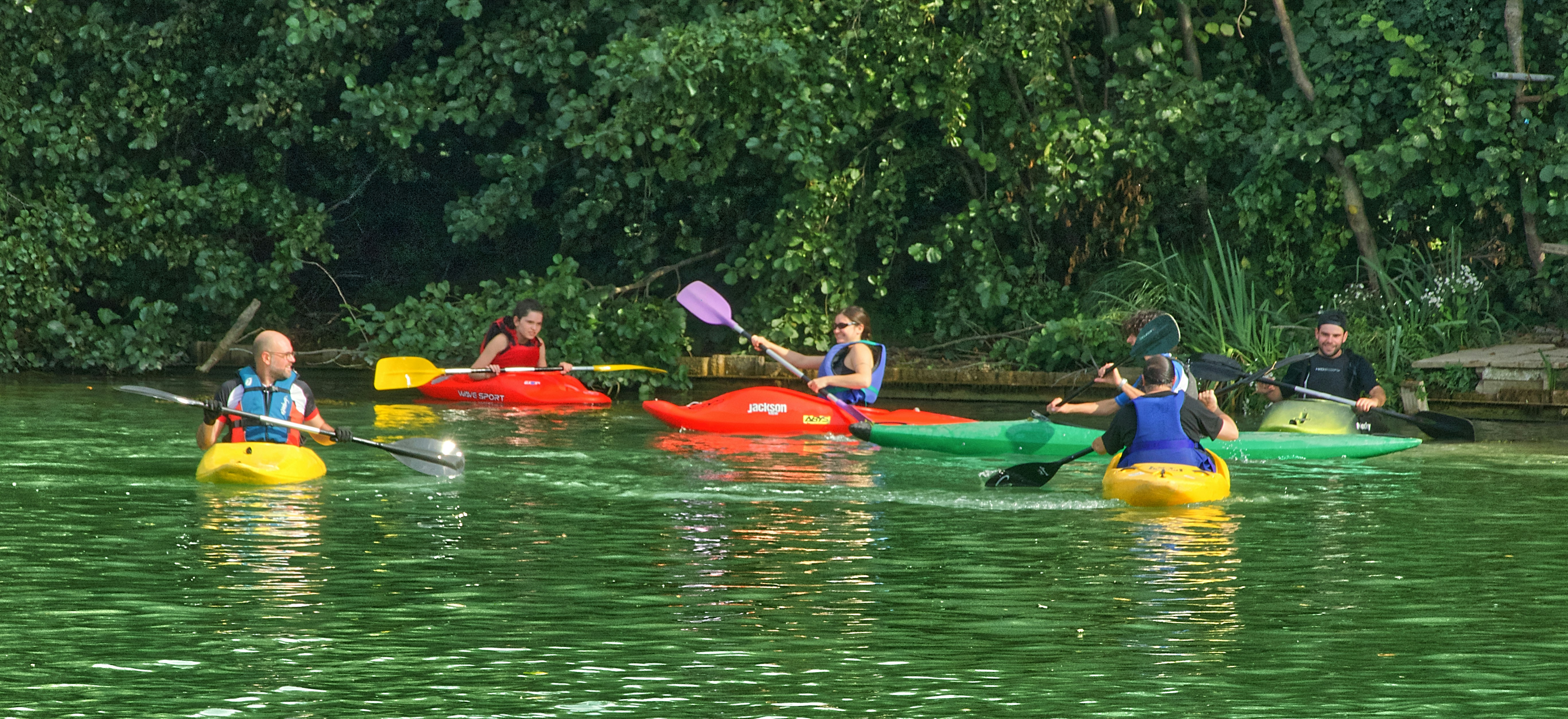 Personnes montant sur le kayak rouge sur la rivière pendant la journée ...