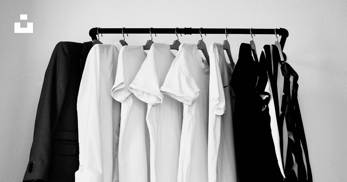 검은 강철 선반에 매달린 흰색과 검은 색 옷 사진 Unsplash의 무료 베를린 이미지