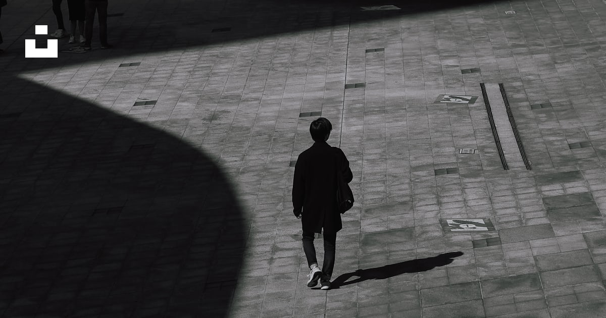 밤 시간 동안 보도를 걷는 남자의 실루엣 사진 Unsplash의 무료 회색 이미지