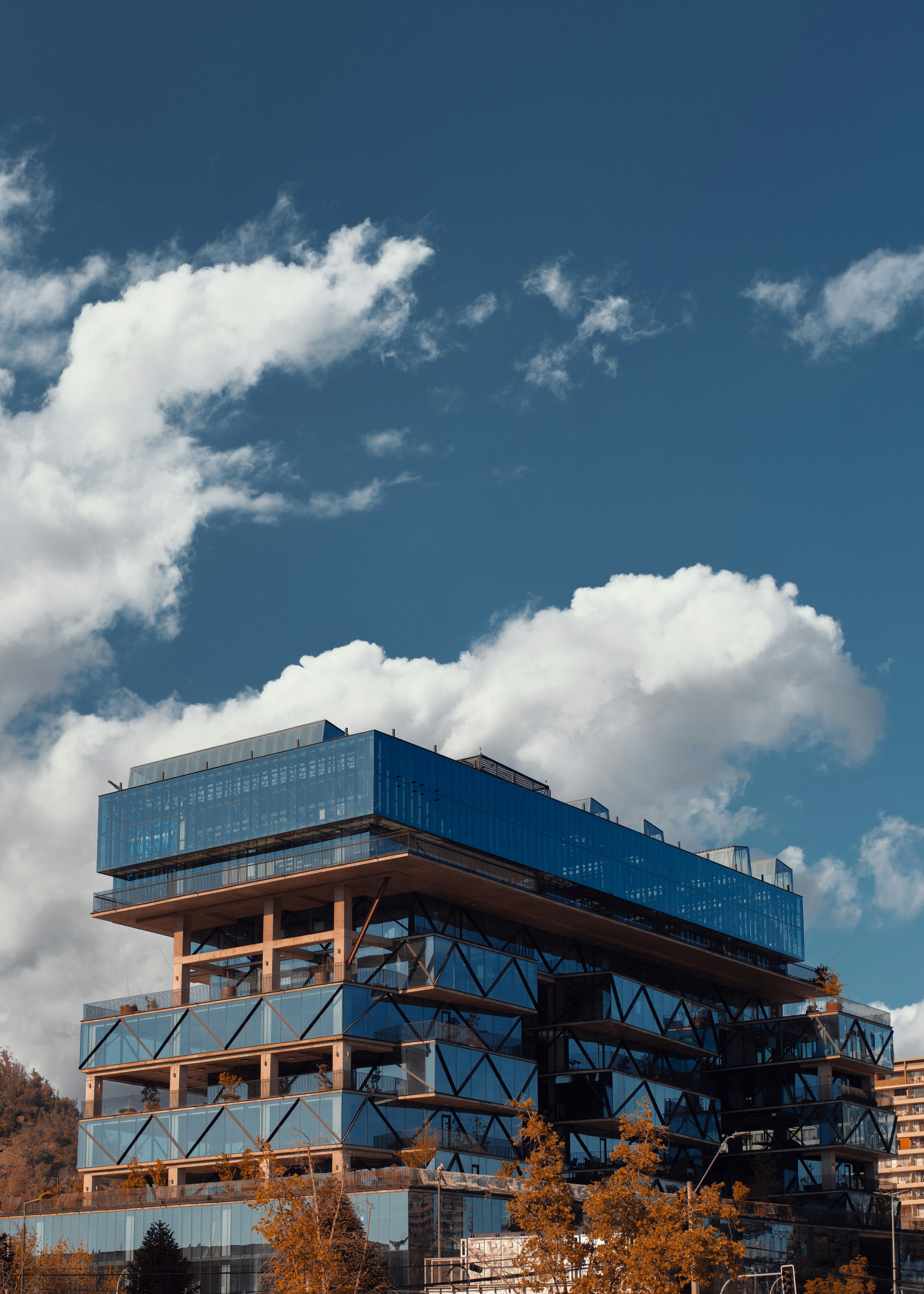 recortes arquitectónicos en la ciudad De Santiago | blue and brown building under blue sky during daytime