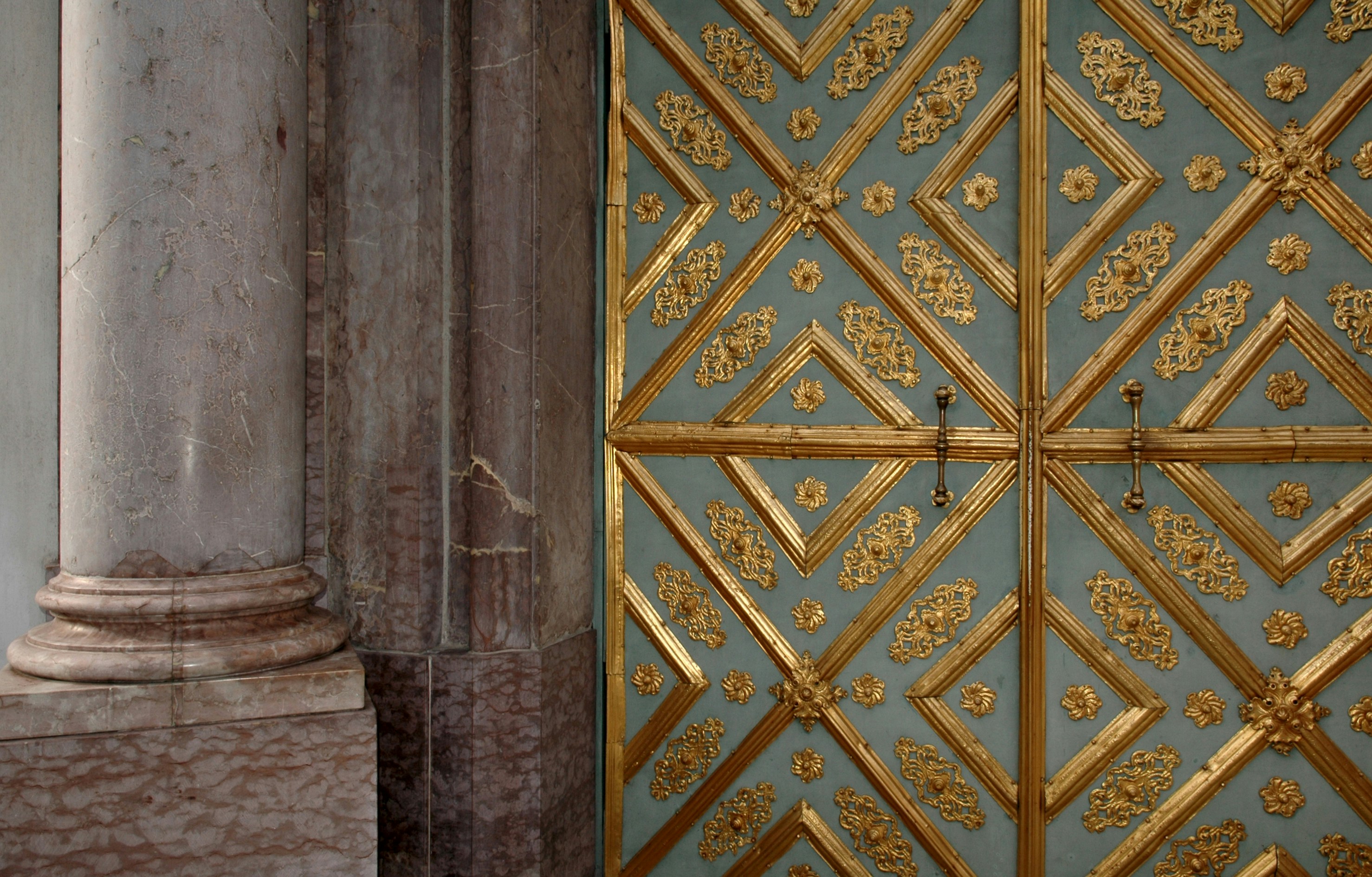 Eingang zur Dreifaltigkeitskirche
