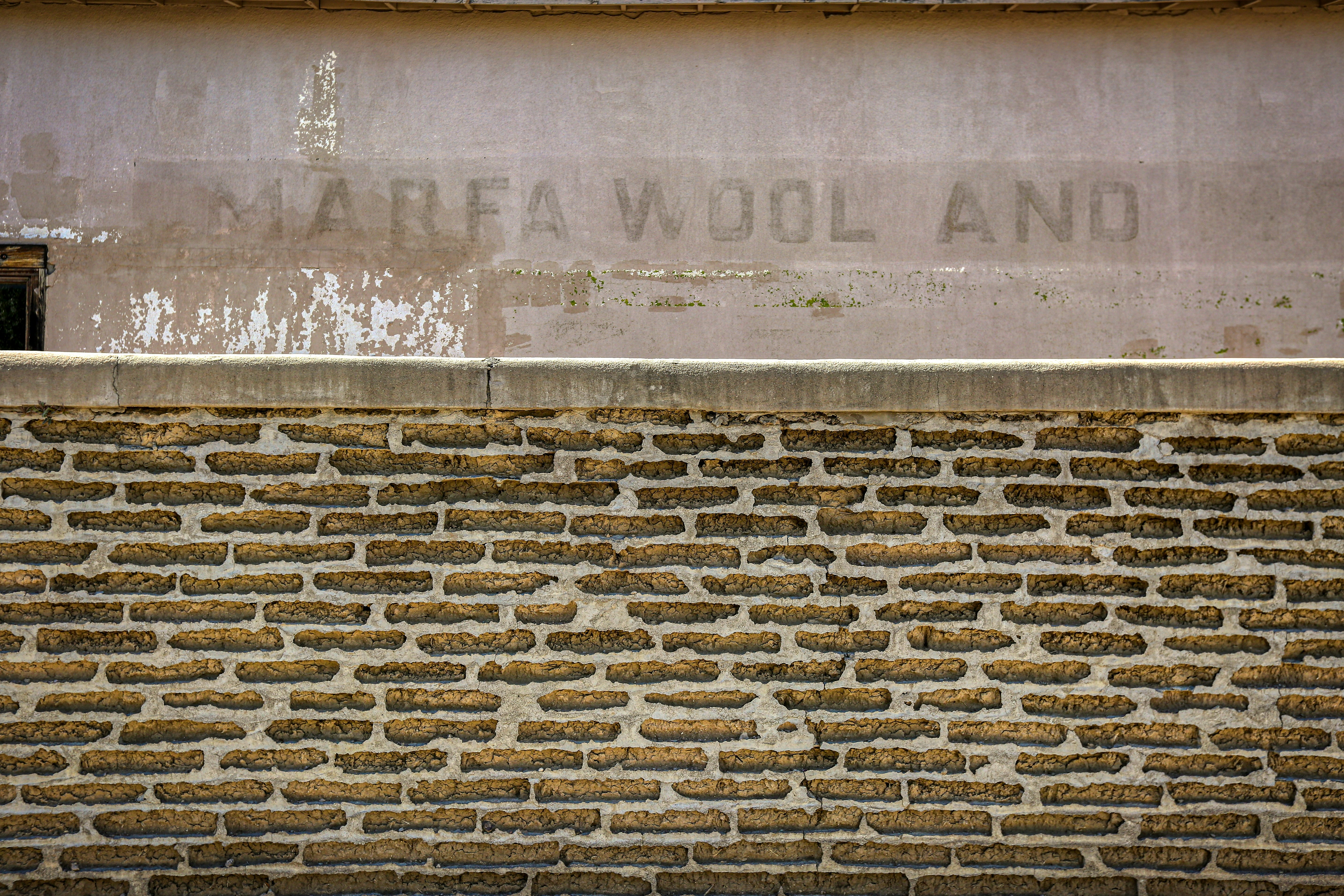 Mur de briques brunes avec mur noir et blanc photo – Photo Marfa ...