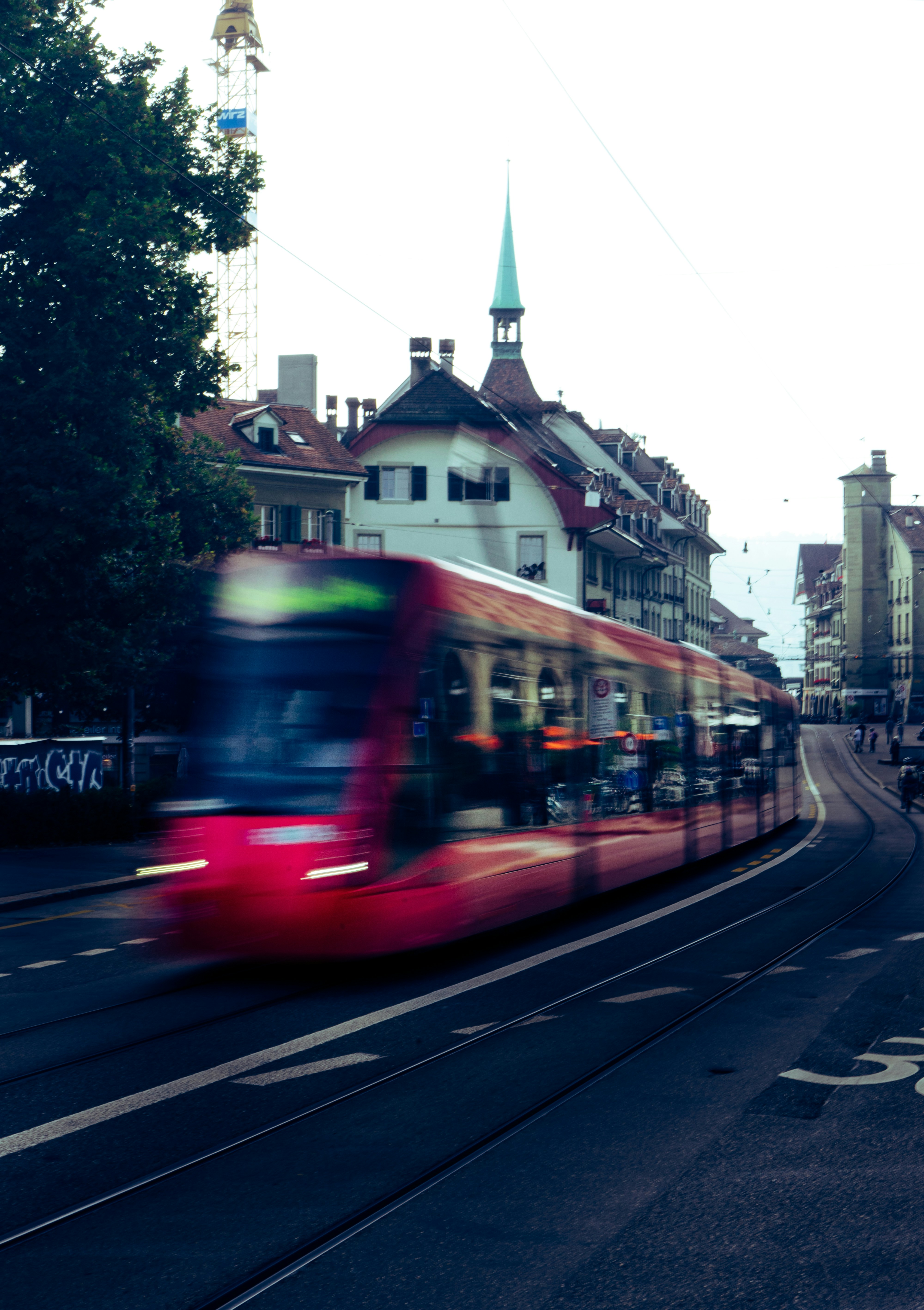 Tramway rouge et blanc sur la route près des bâtiments pendant la ...