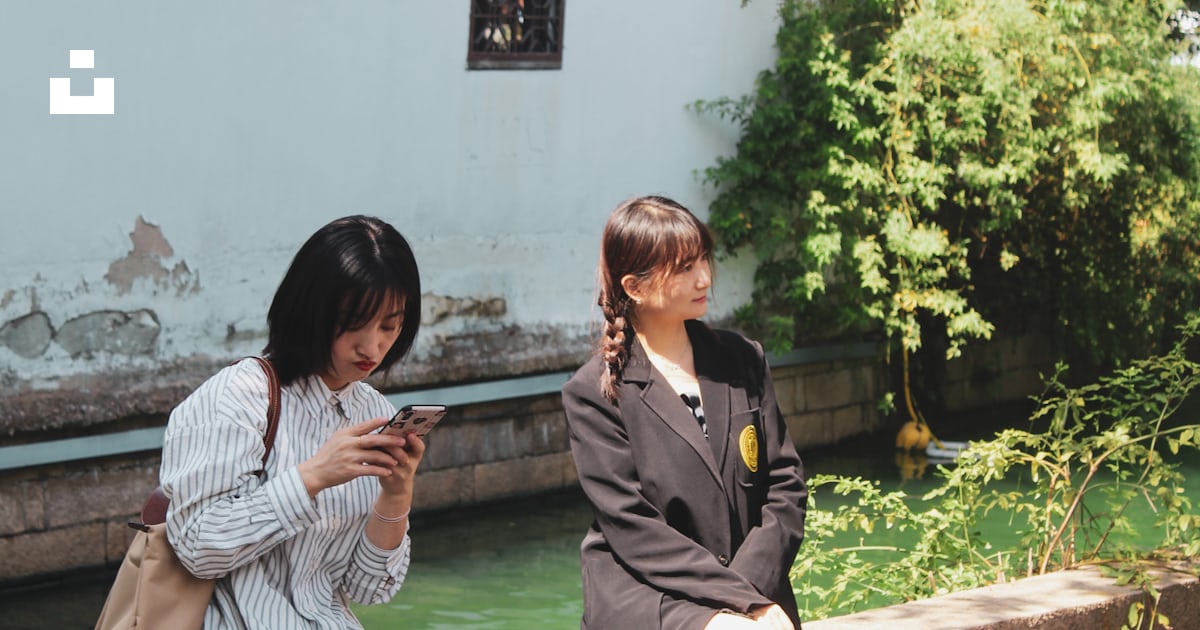벤치에 앉아 있는 남자와 여자 사진 Unsplash의 무료 사람의 이미지