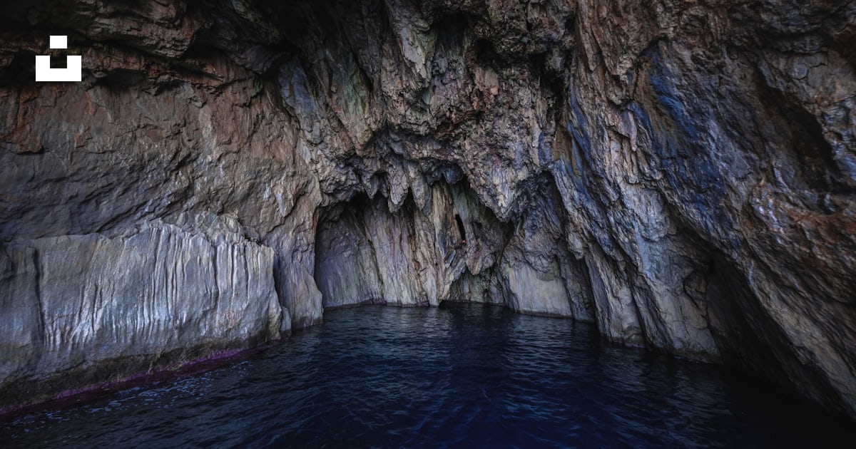 日中の水域の茶色と灰色の岩層の写真 Unsplashの無料グレー写真