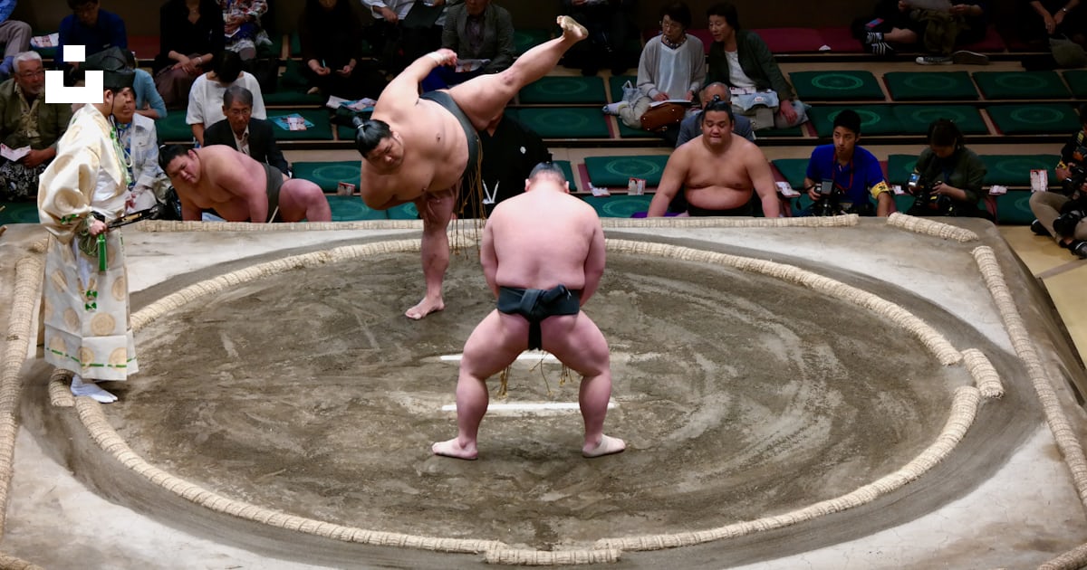 둥근 콘크리트 분수에 누워 있는 분홍색 비키니를 입은 여자 사진 Unsplash의 무료 스모 이미지