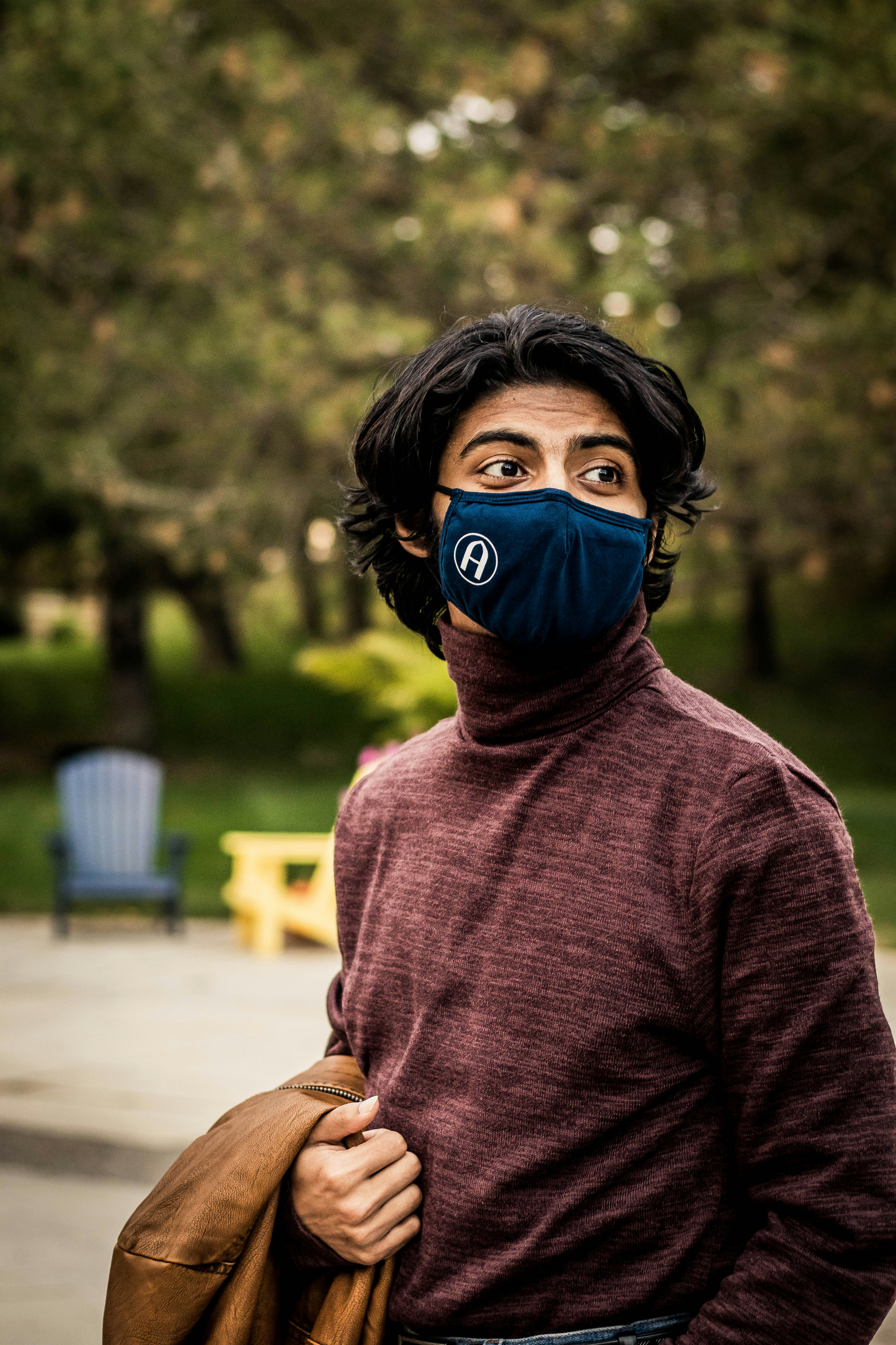 Foto Persona con suéter marrón con máscara azul – Imagen Vestir gratis ...