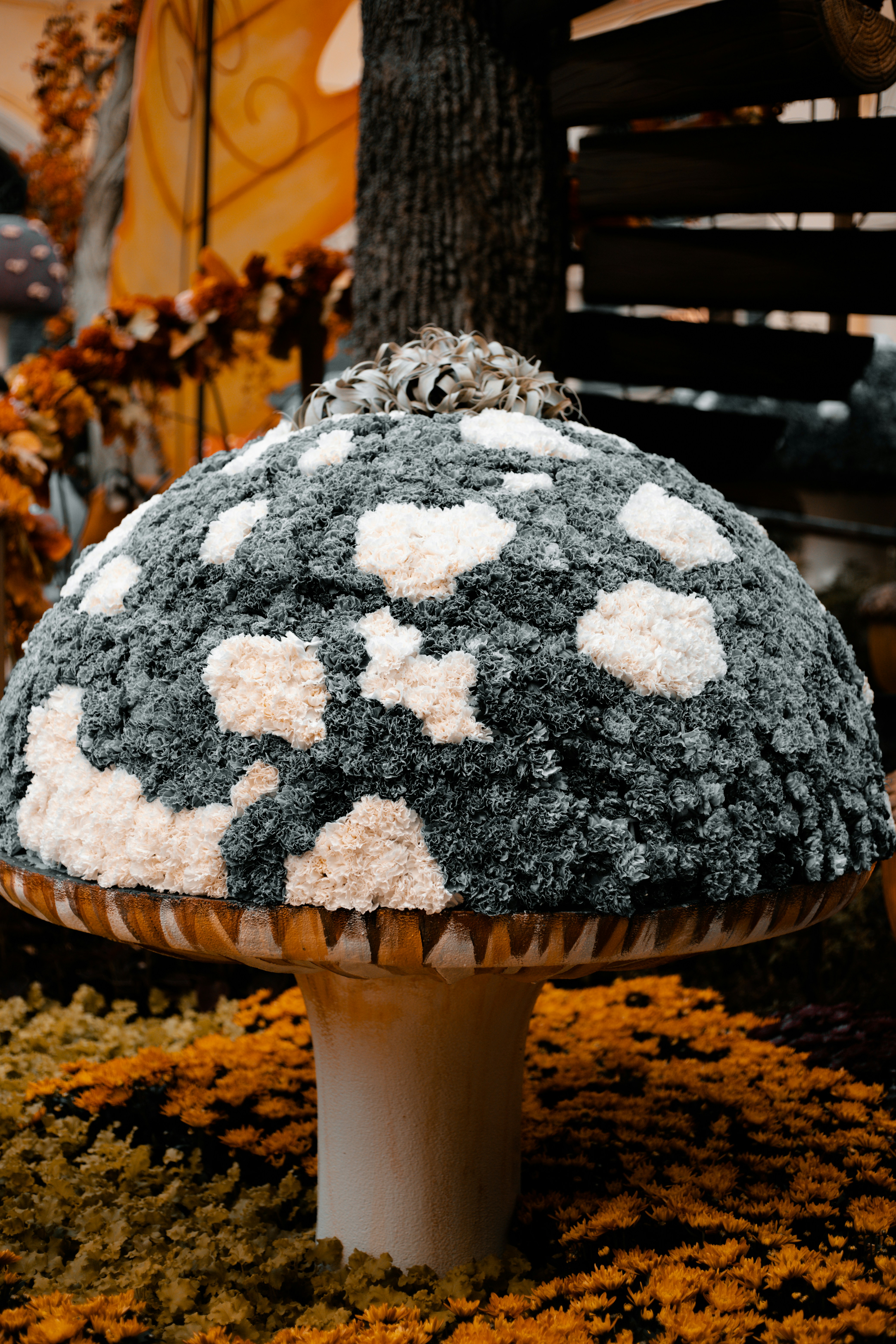 Velvet Fungus Lantern: A Park Sculpture Hidden in Autumn Hues