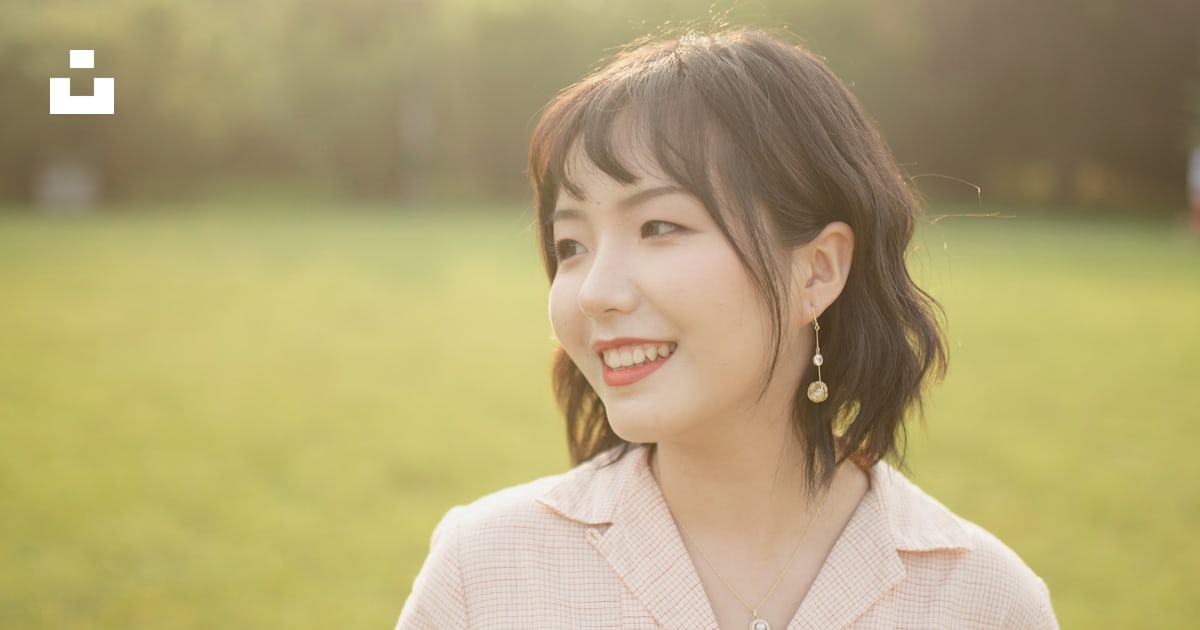 낮 동안 푸른 잔디밭에 서 있는 흰 셔츠를 입은 여자 사진 Unsplash의 무료 여자 이미지